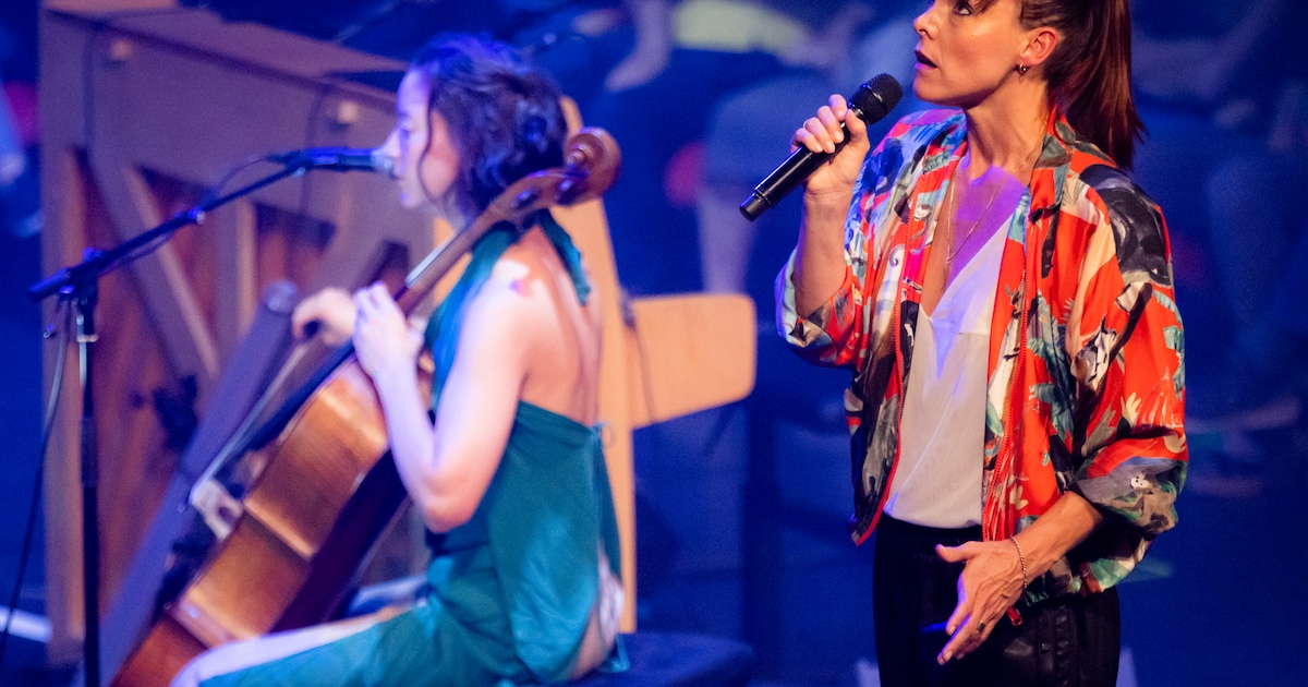 Wende Snijders hurkt, kruipt en klautert over toneel, fluistert, zalft ...