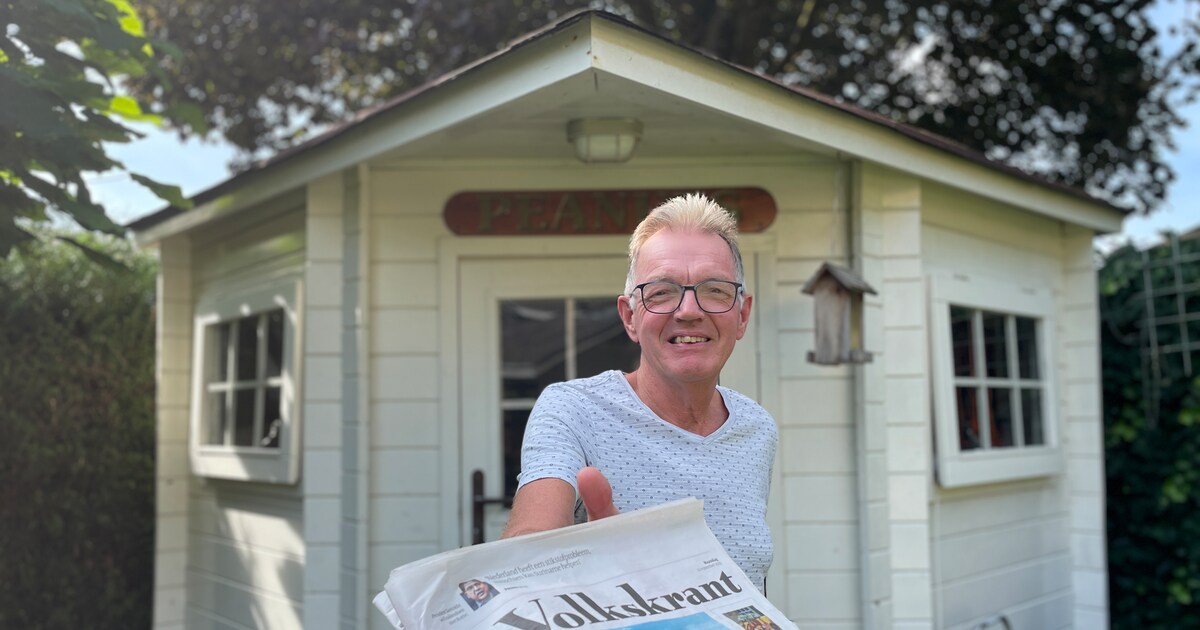 Gidi Heesakkers bezorgt de krant na bij Harry van de Worp in Epe, waar ...