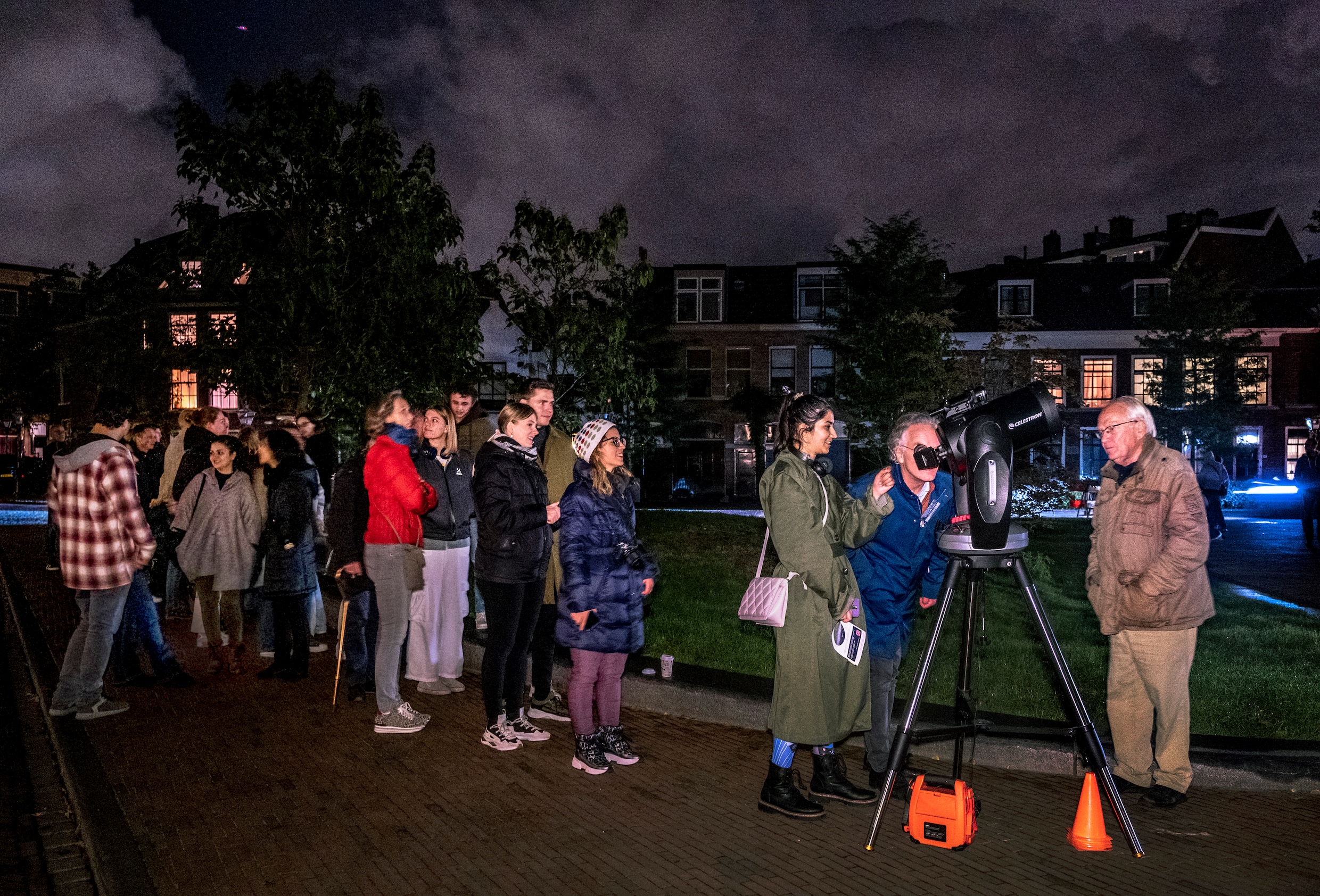 Bijna alle lichten in Leiden gingen anderhalf uur uit om in het ...