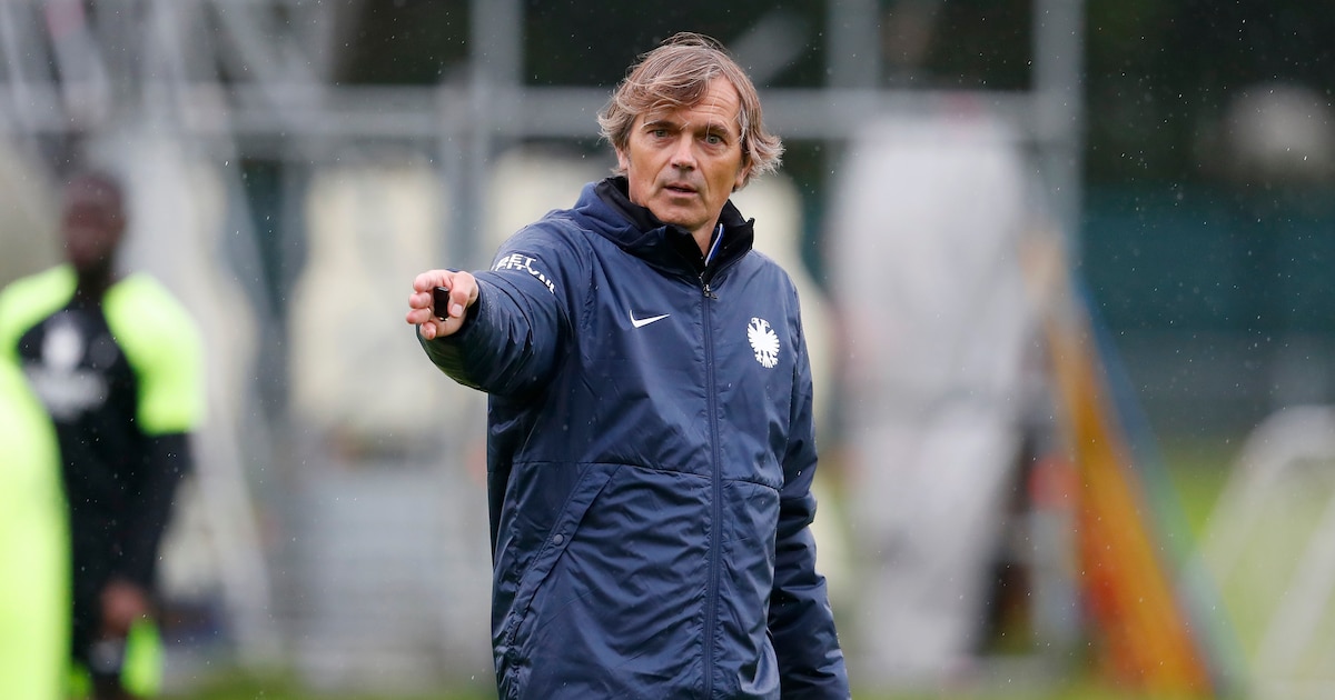 Phillip Cocu probeert bij Vitesse zijn trainerscarrière nieuw leven in ...