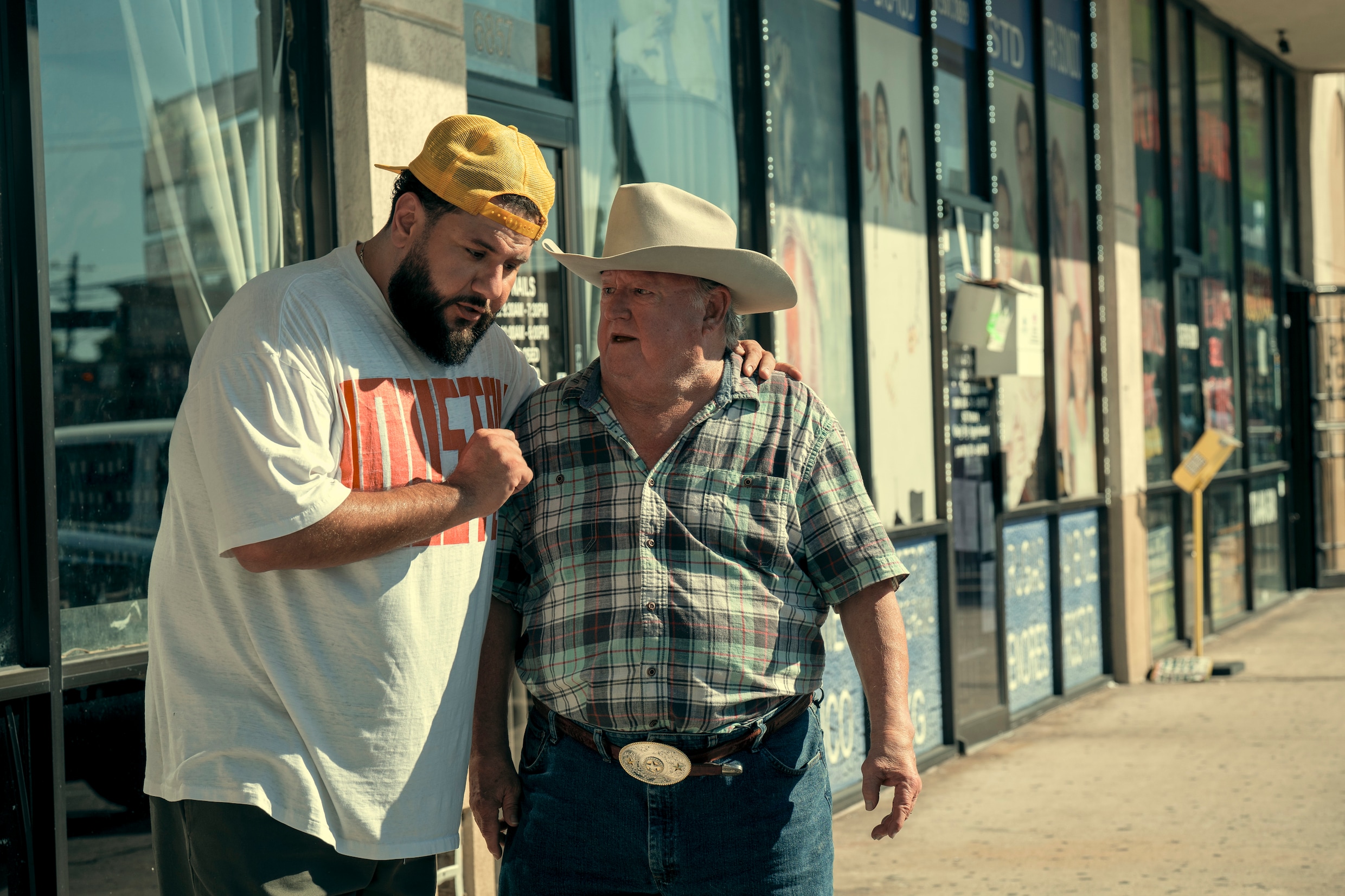 Vrolijk makende observaties over de dilemma’s van het immigrantenleven ...