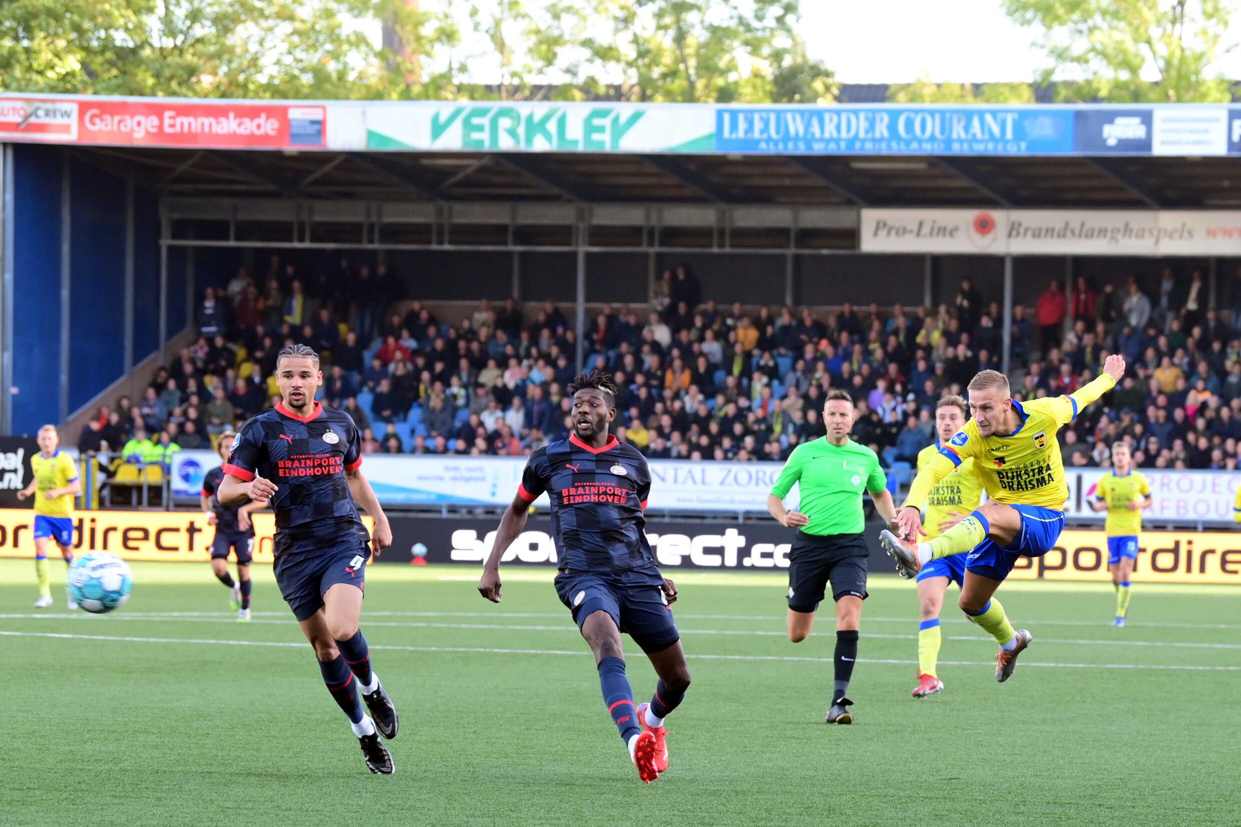 PSV wisselt zich suf en verliest dramatisch van Cambuur: 0-3 | de Volkskrant