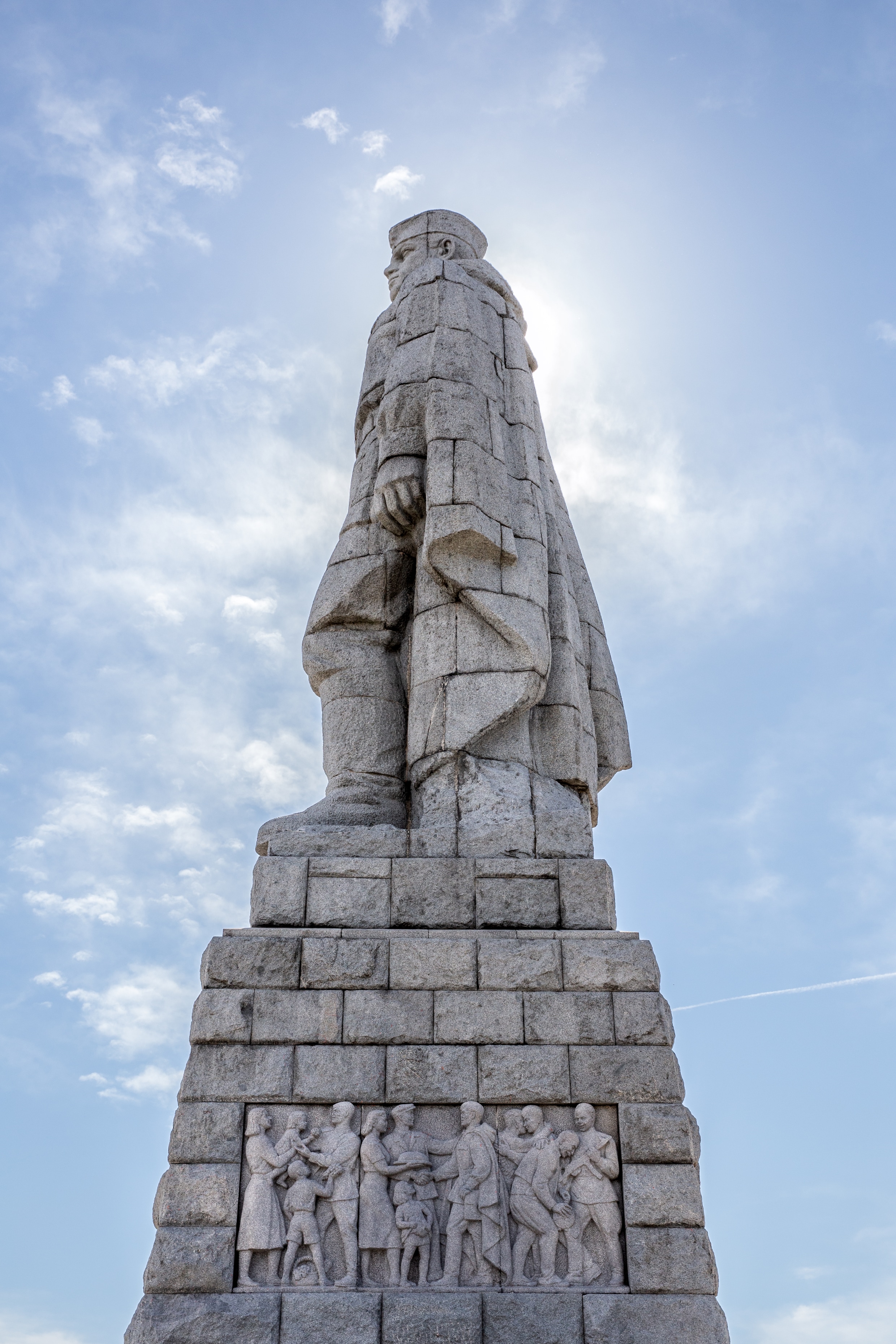 Franse kunstenaar ironiseert standbeeld van Russische soldaat in Bulgarije – voorlopig nog in 3D ...