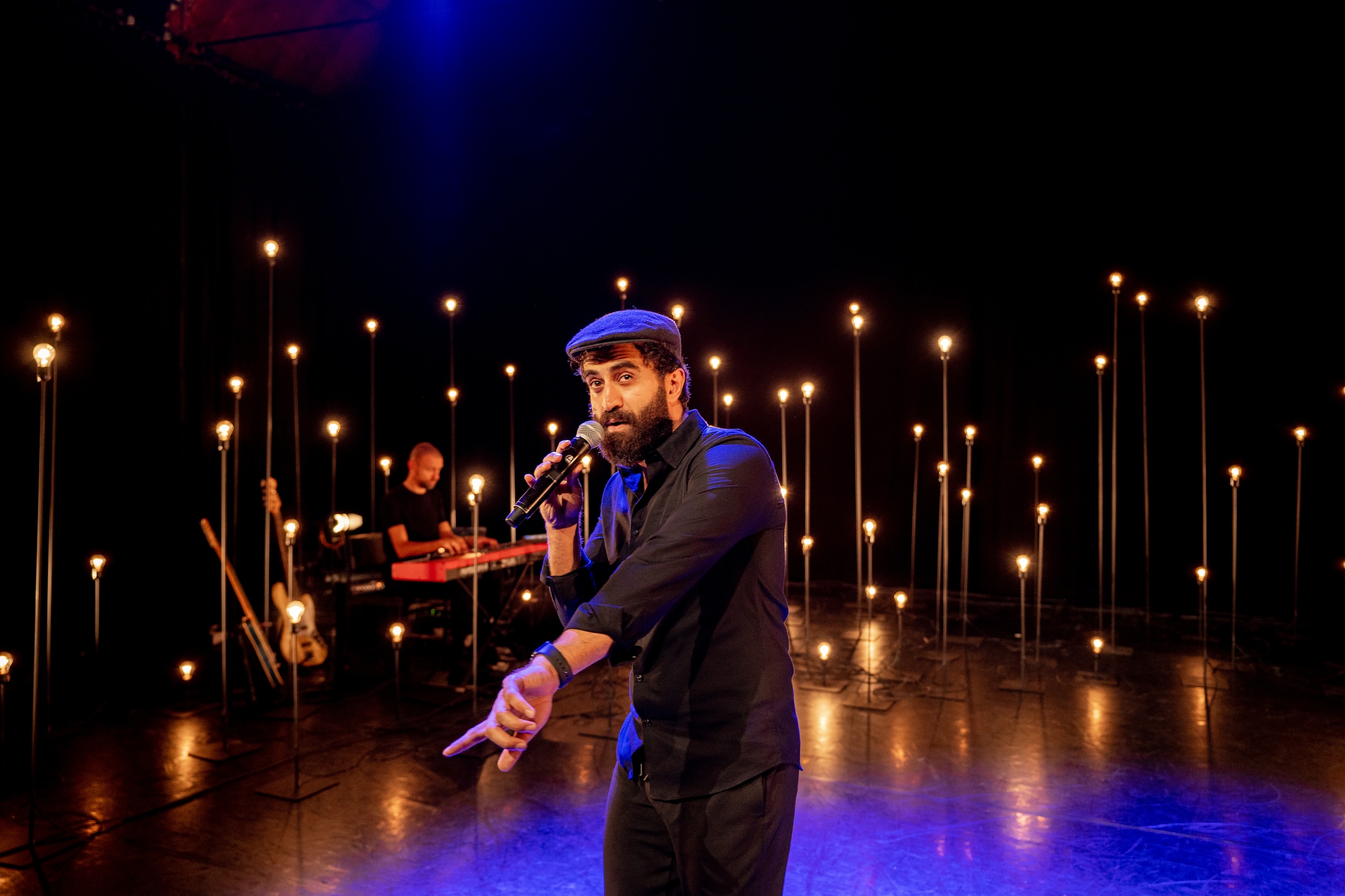 Saman Amini neemt de Nederlander én zichzelf op de hak in zijn hilarische show ★★★★☆ | de Volkskrant