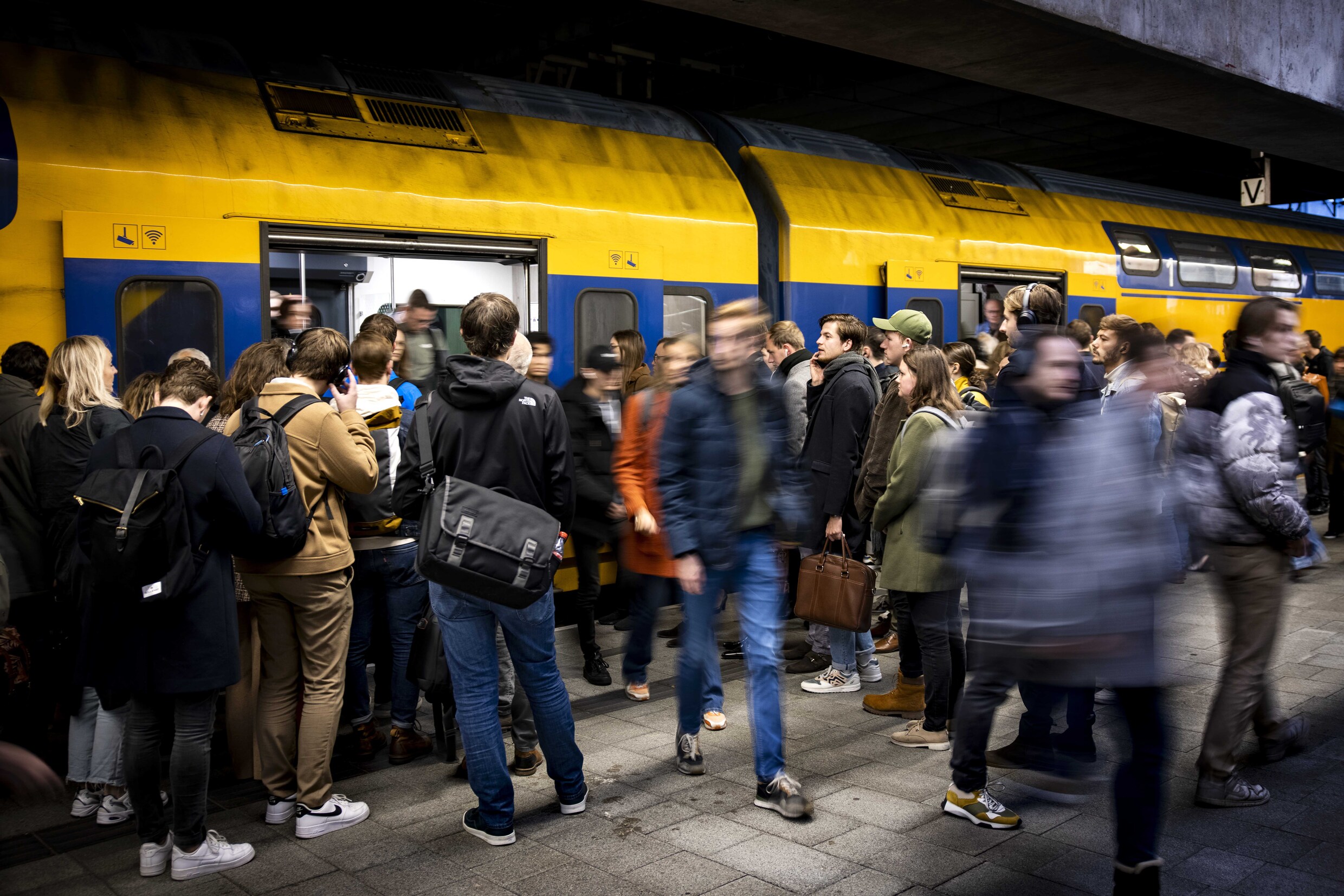 NS gaat kantoorpersoneel inzetten als conducteur om verdere treinuitval ...