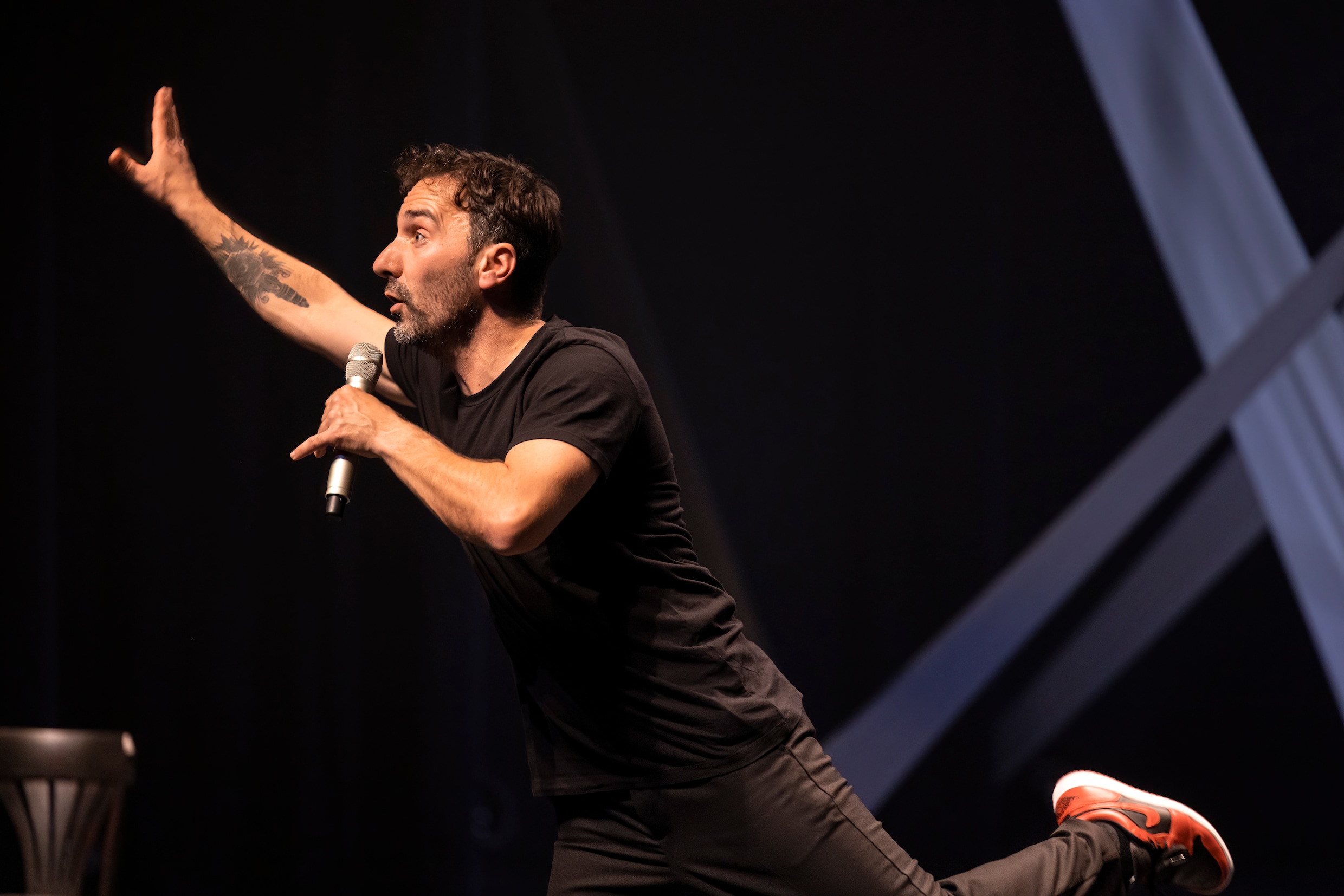 Ronald Goedemondt toont in ‘Met knielende knikjes’ zijn meesterschap ...