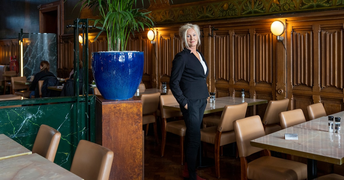 Op een station inspiratie opdoen voor reizen naar verre verten, zó zou ...