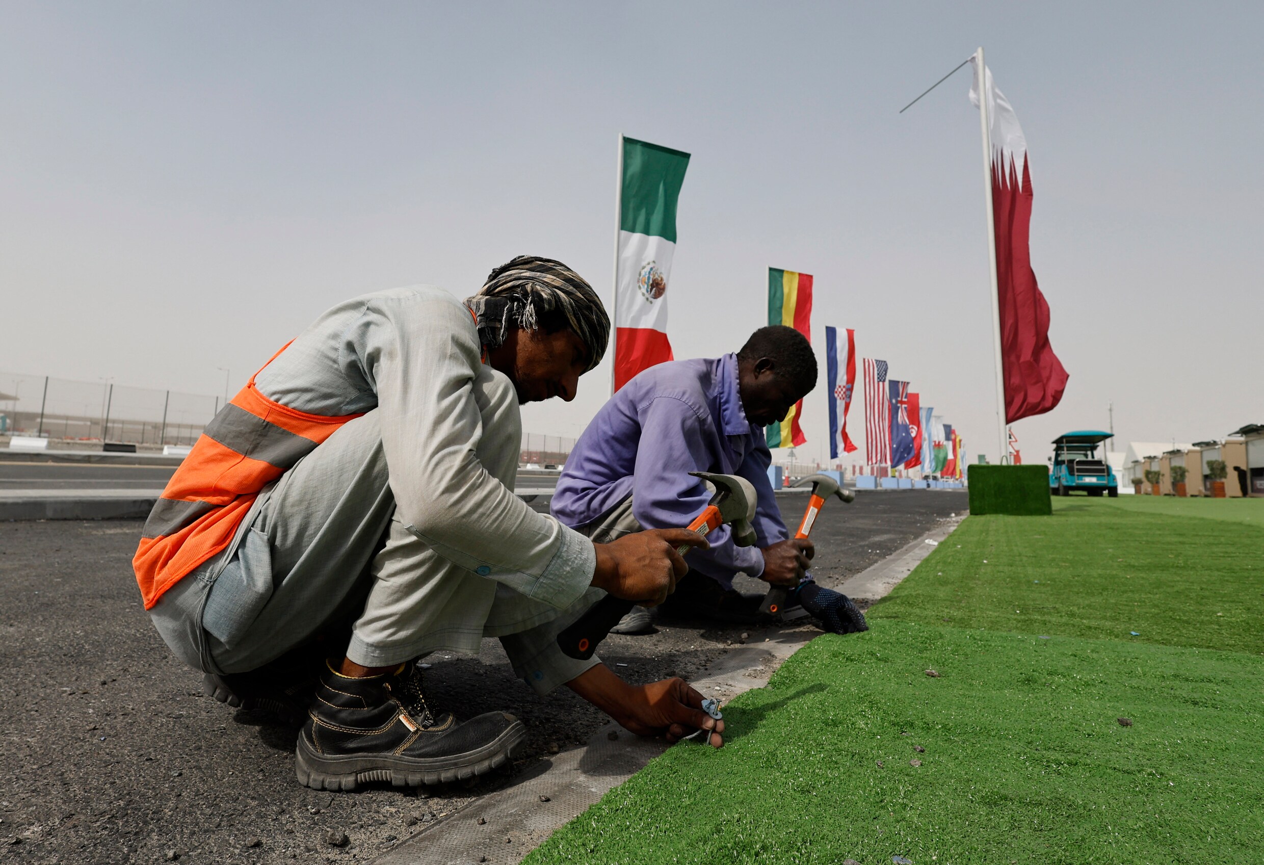 Hoeveel arbeidsmigranten kwamen er om voor het WK voetbal, en onder ...