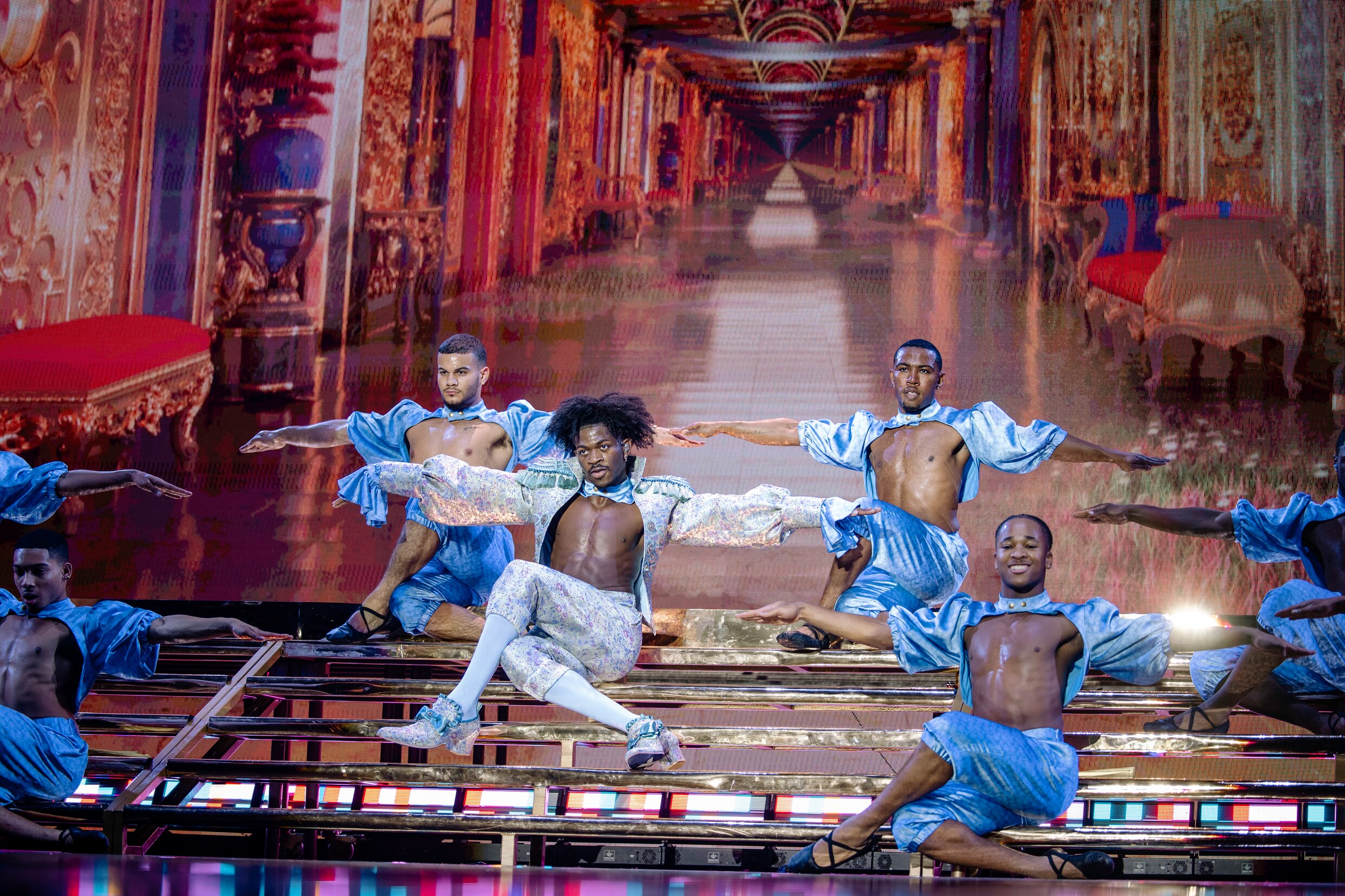 Lil Nas’ levert live aangrijpende kitsch: een wereld in homo-erotisch ...