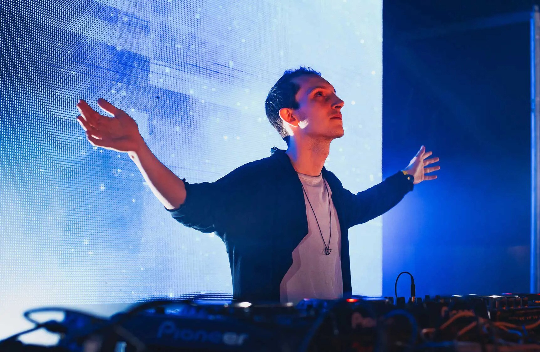 Niet elke top-dj zit zelf achter de knoppen, daar heeft-ie de ...