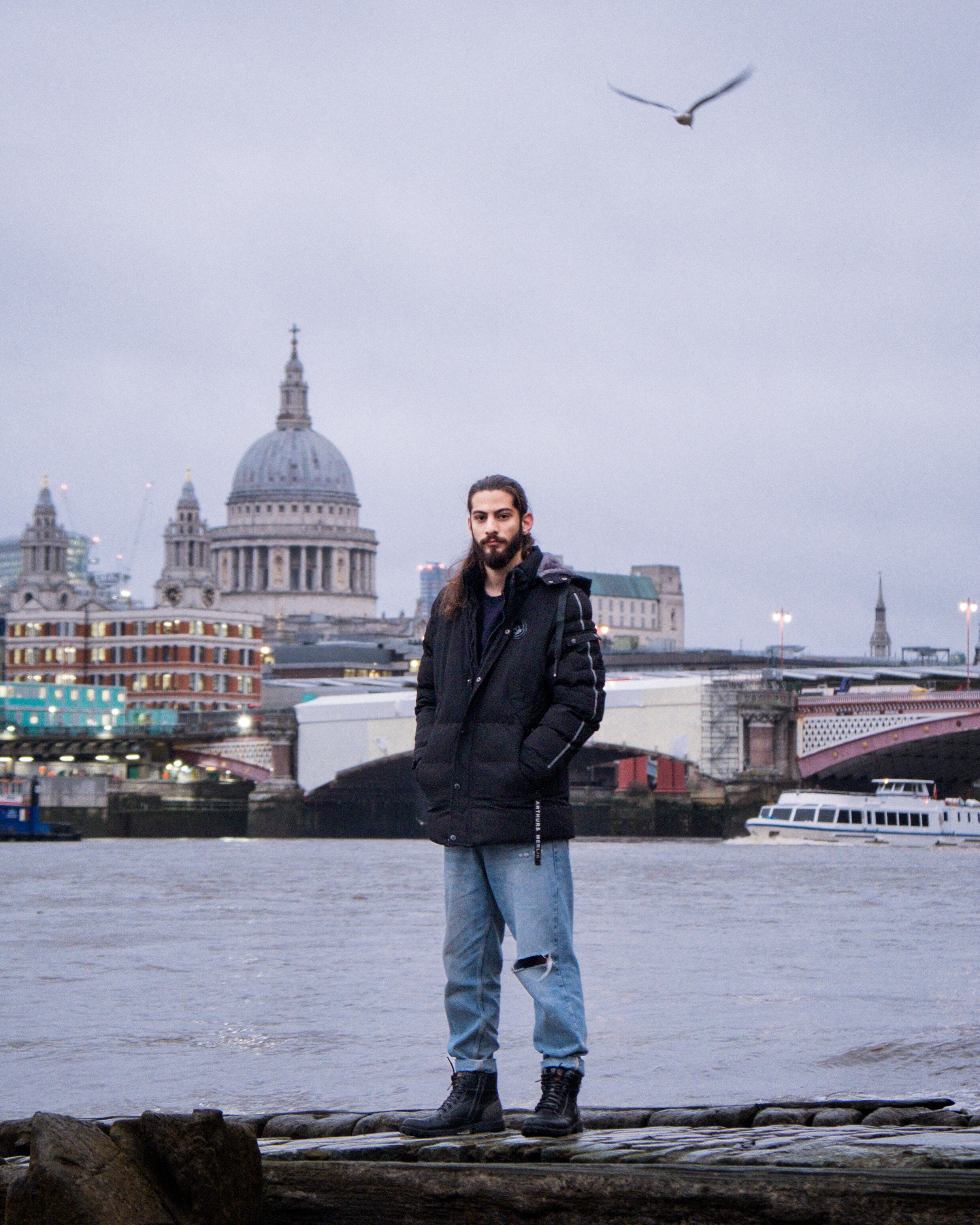 In een gammel bootje maakte Pooyan de oversteek naar Engeland: ‘Na twee ...