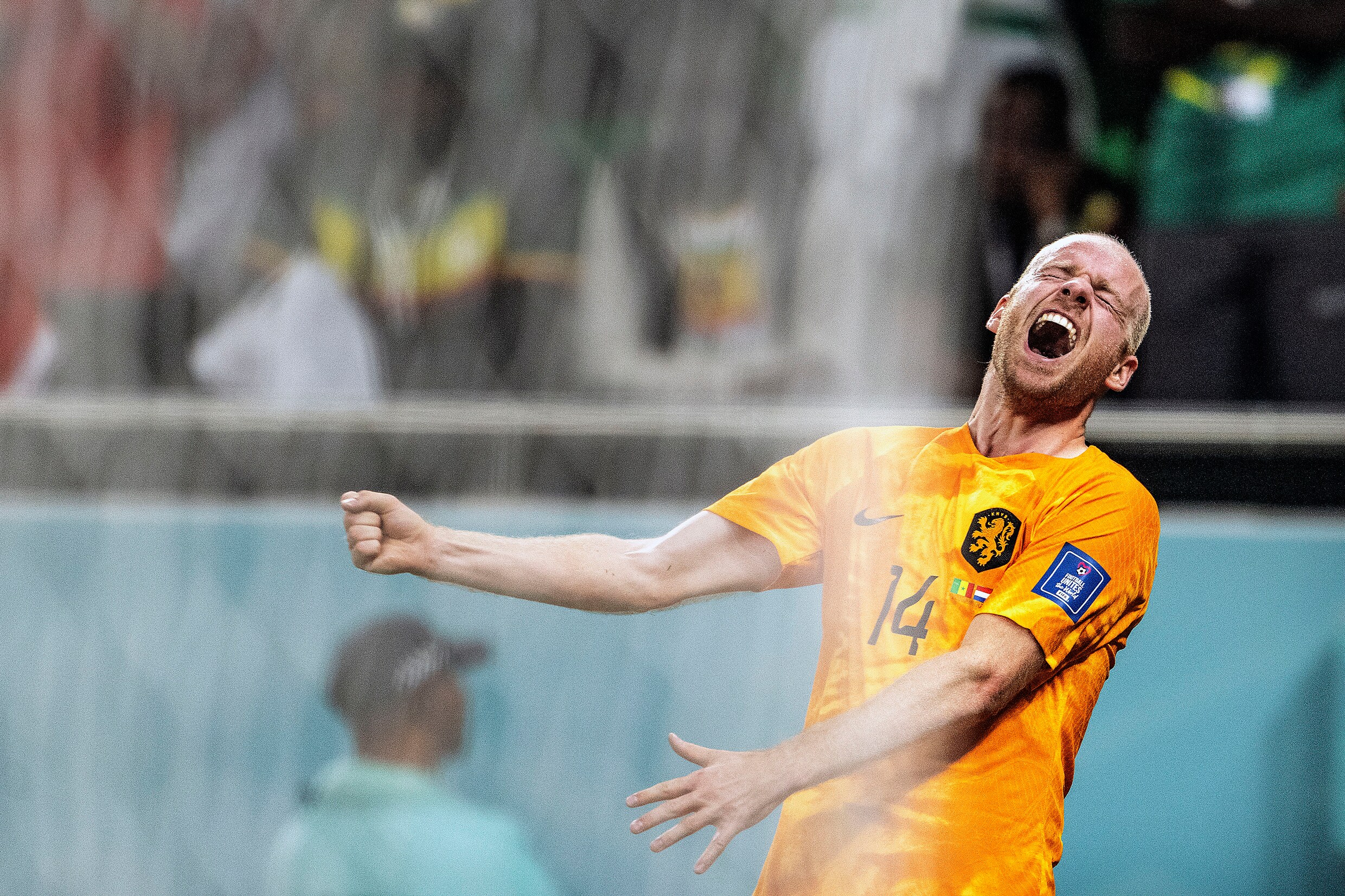 Frenkie de Jong laat de bal uit de hemel vallen en Cody Gakpo kopt ...