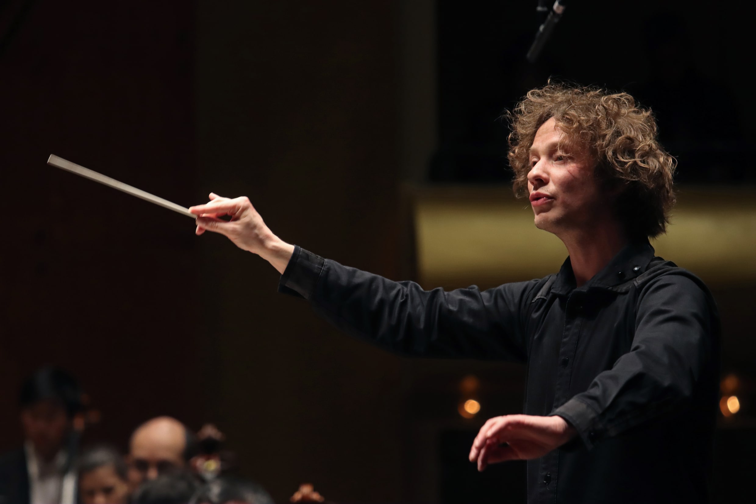 Santtu-Matias Rouvali dirigeert Sjostakovitsj bij het Koninklijk ...