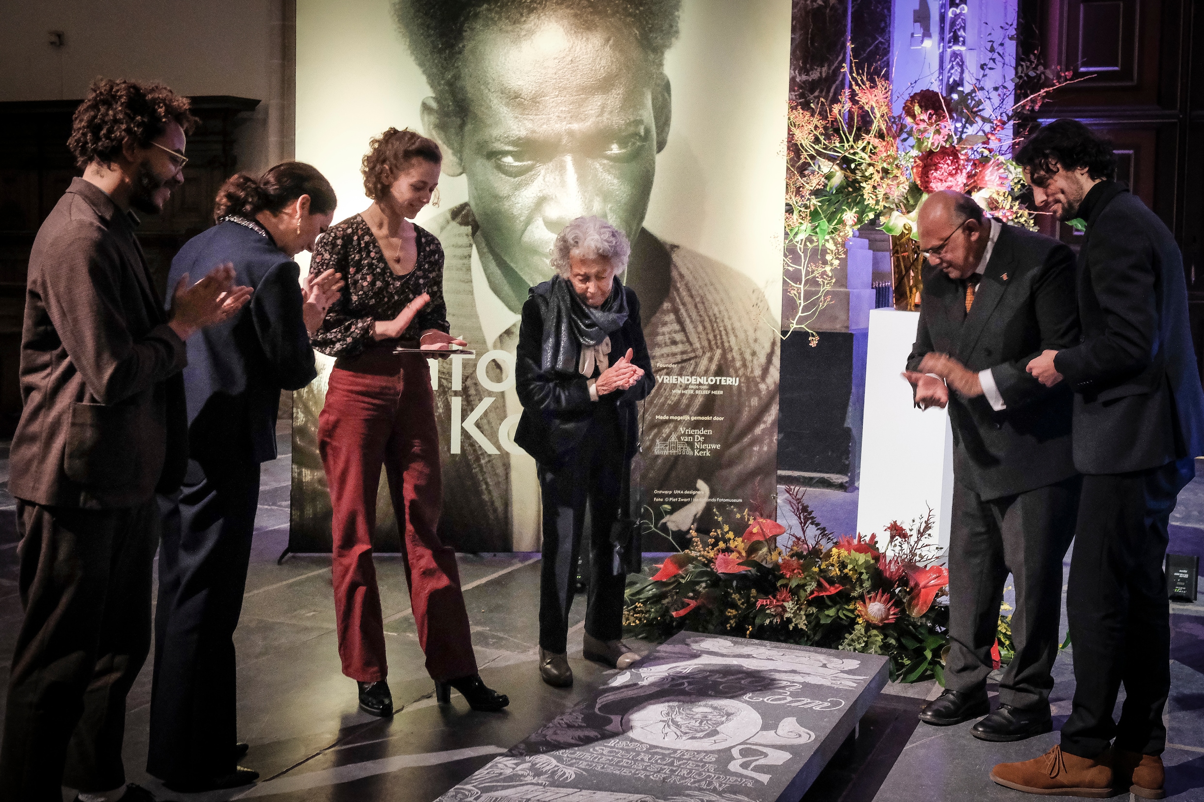 Gedenksteen voor Surinaams-Nederlandse schrijver en verzetsheld Anton ...