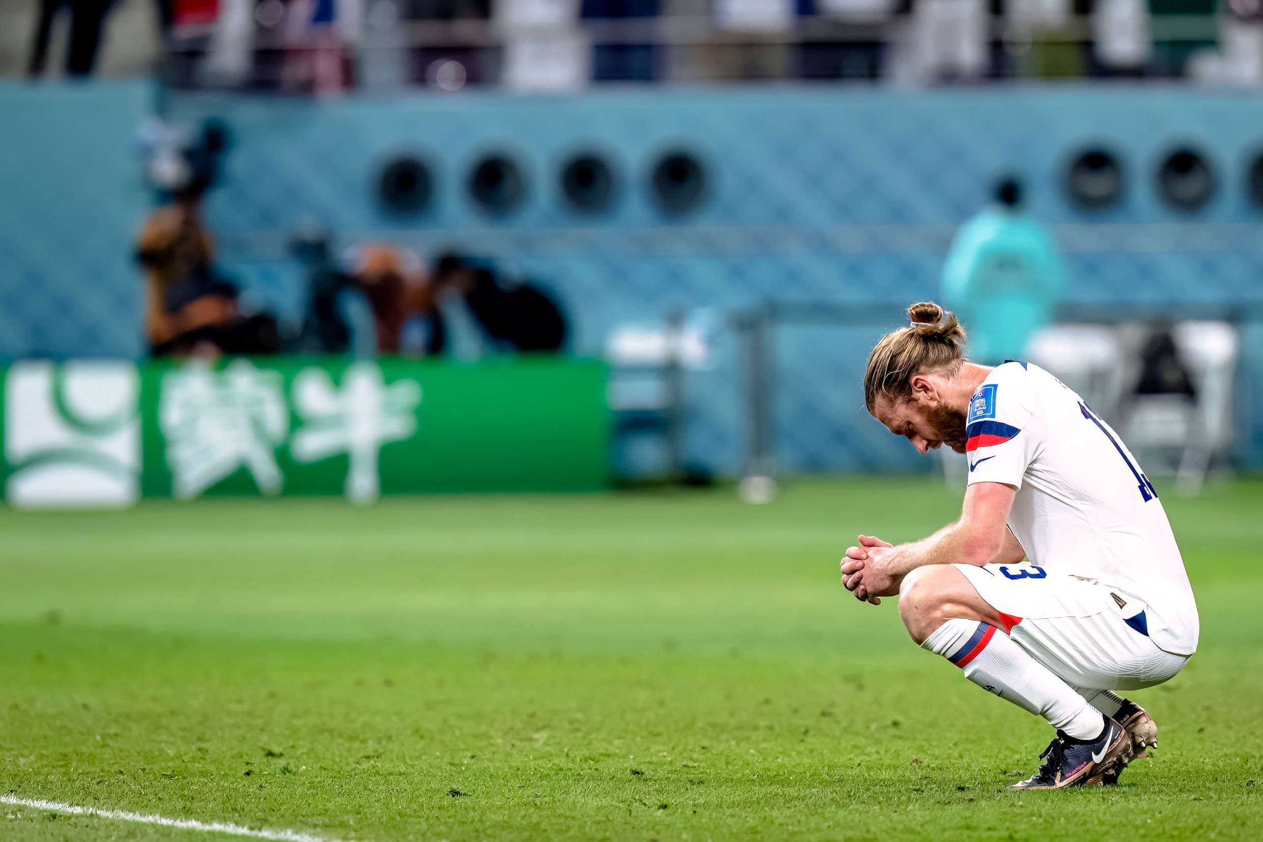 Voor de voetballers van de VS diende het speelveld in Doha ook als ...