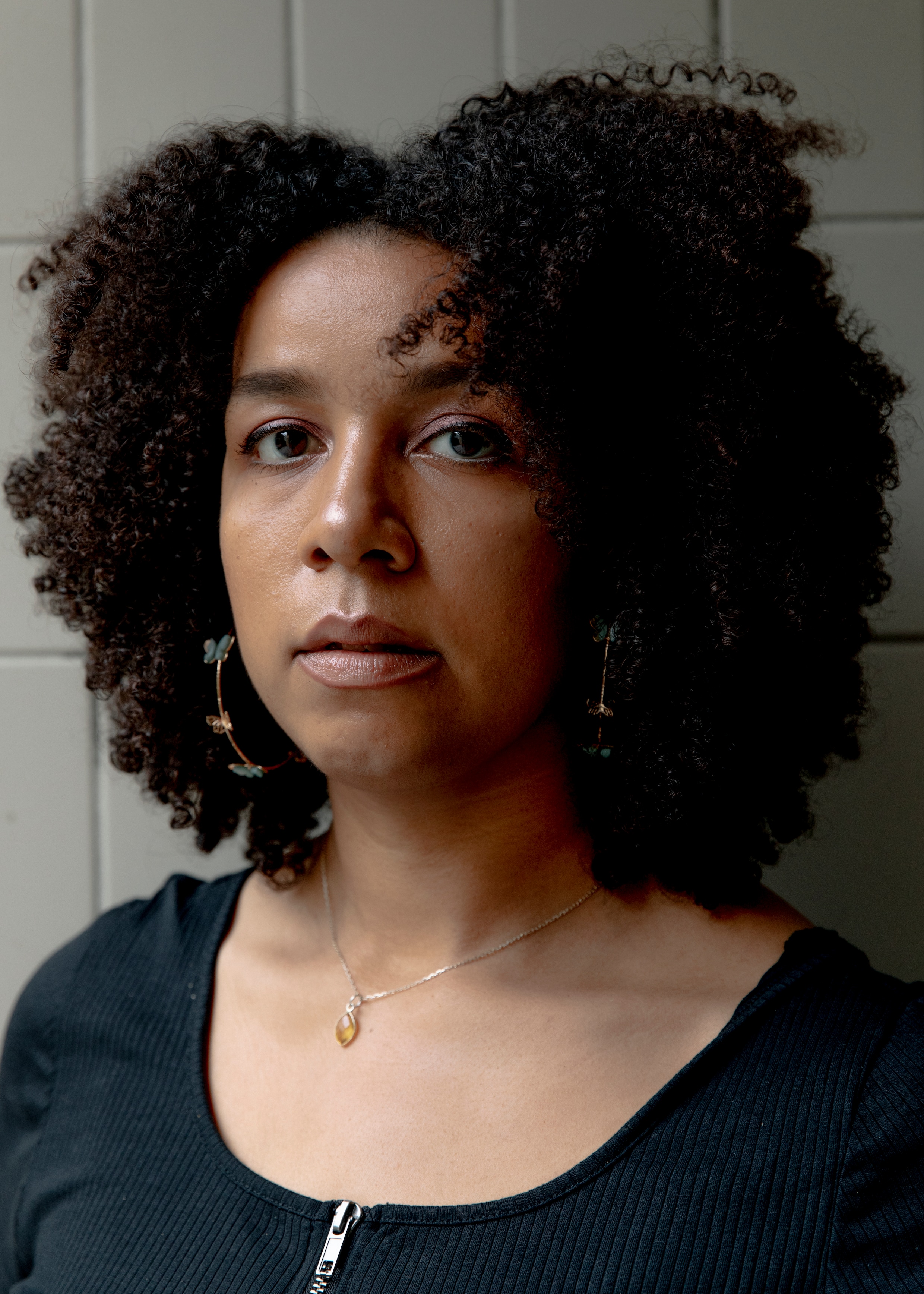 Recensie: Simone Atangana Bekono houdt de spanning erin | de Volkskrant