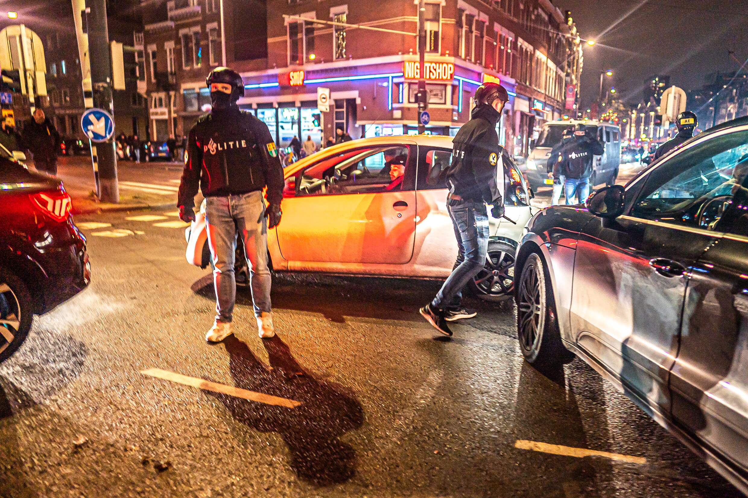 Straatfeest in Rotterdam: ‘Als de ME komt, dan wordt het rwina’ | de ...