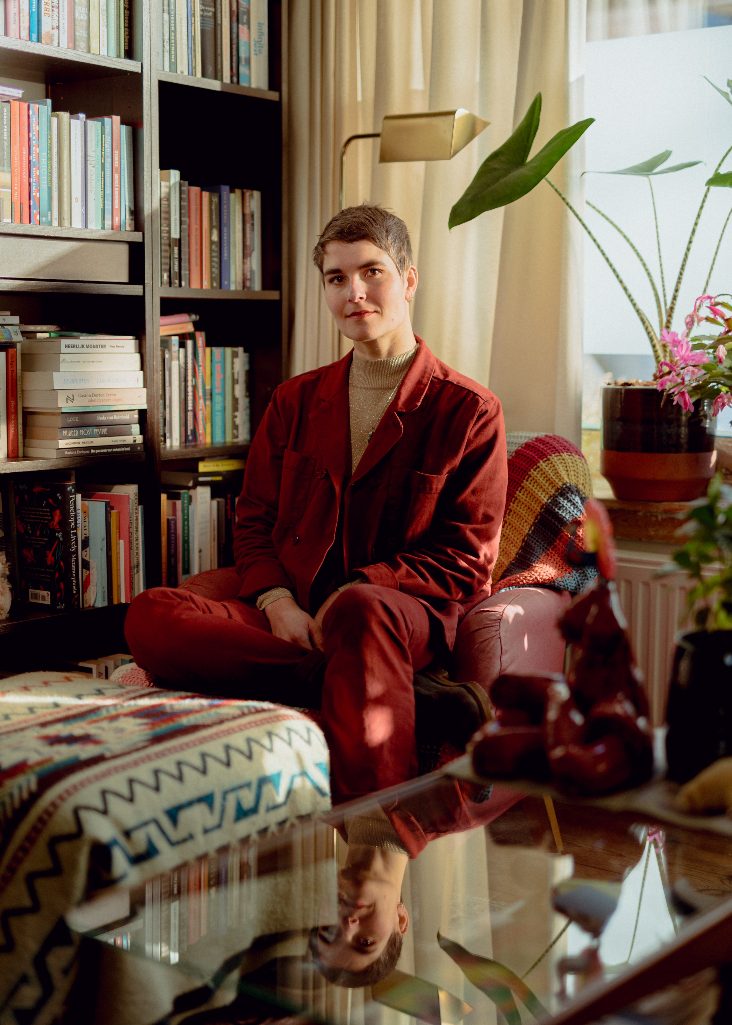 Met aanstekelijke nieuwsgierigheid daalt Nikki Dekker af in de ...