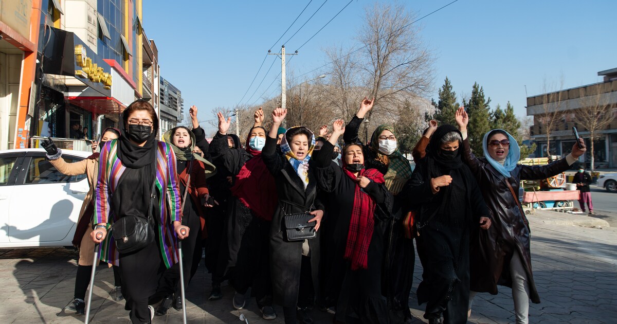 Afghaanse vrouwen en mannen protesteren tegen almaar strenger Taliban ... Afghaanse vrouwen en mannen protesteren tegen almaar strenger Taliban ...