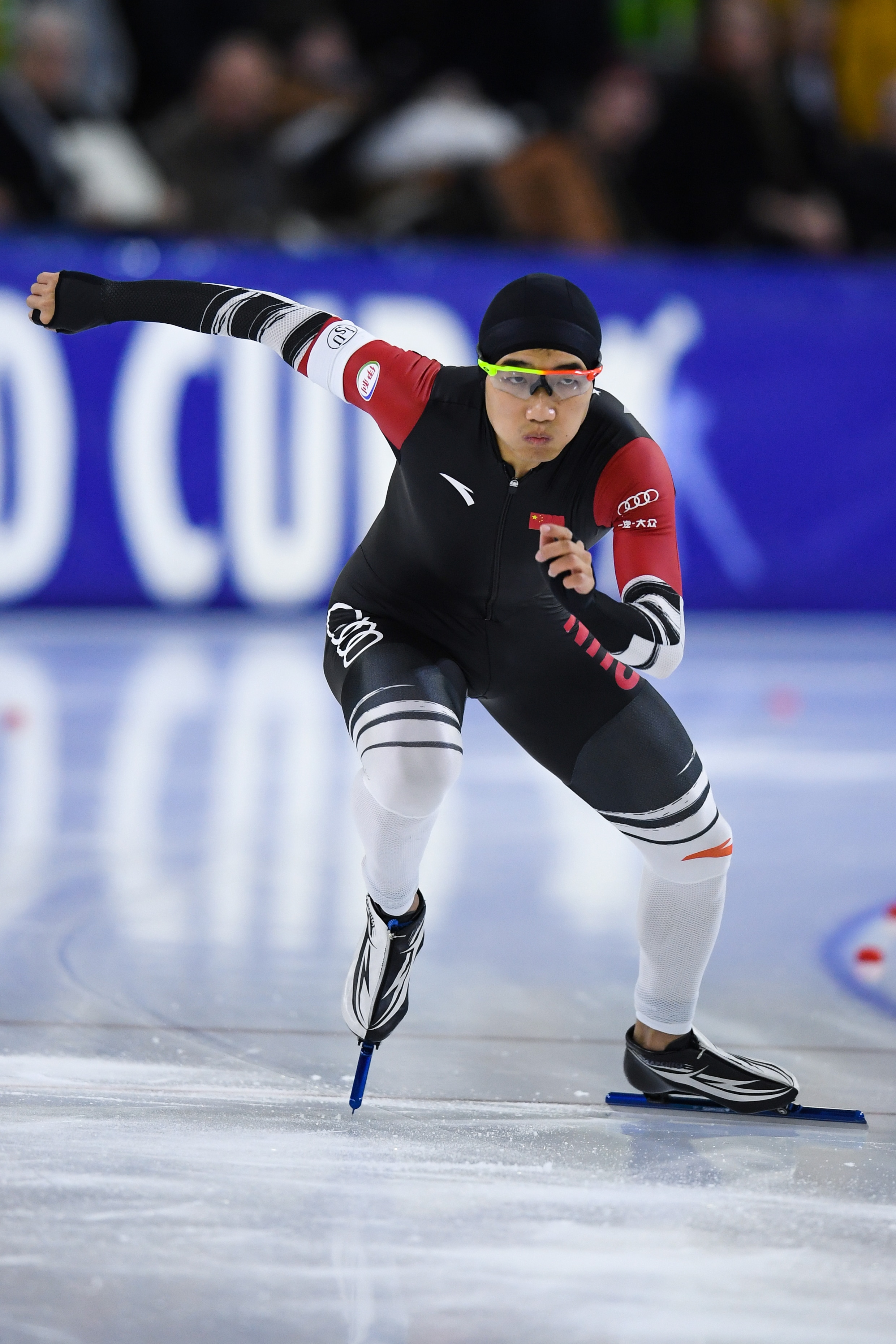 Naar beneden met die kont, anders kun je een snelle start op de 500 ...