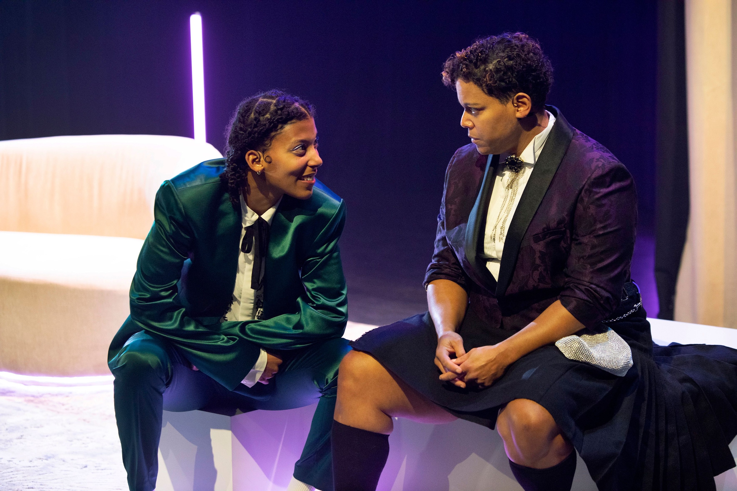 Recensie: Charismatische cast maakt geweldige queer-versie van ...