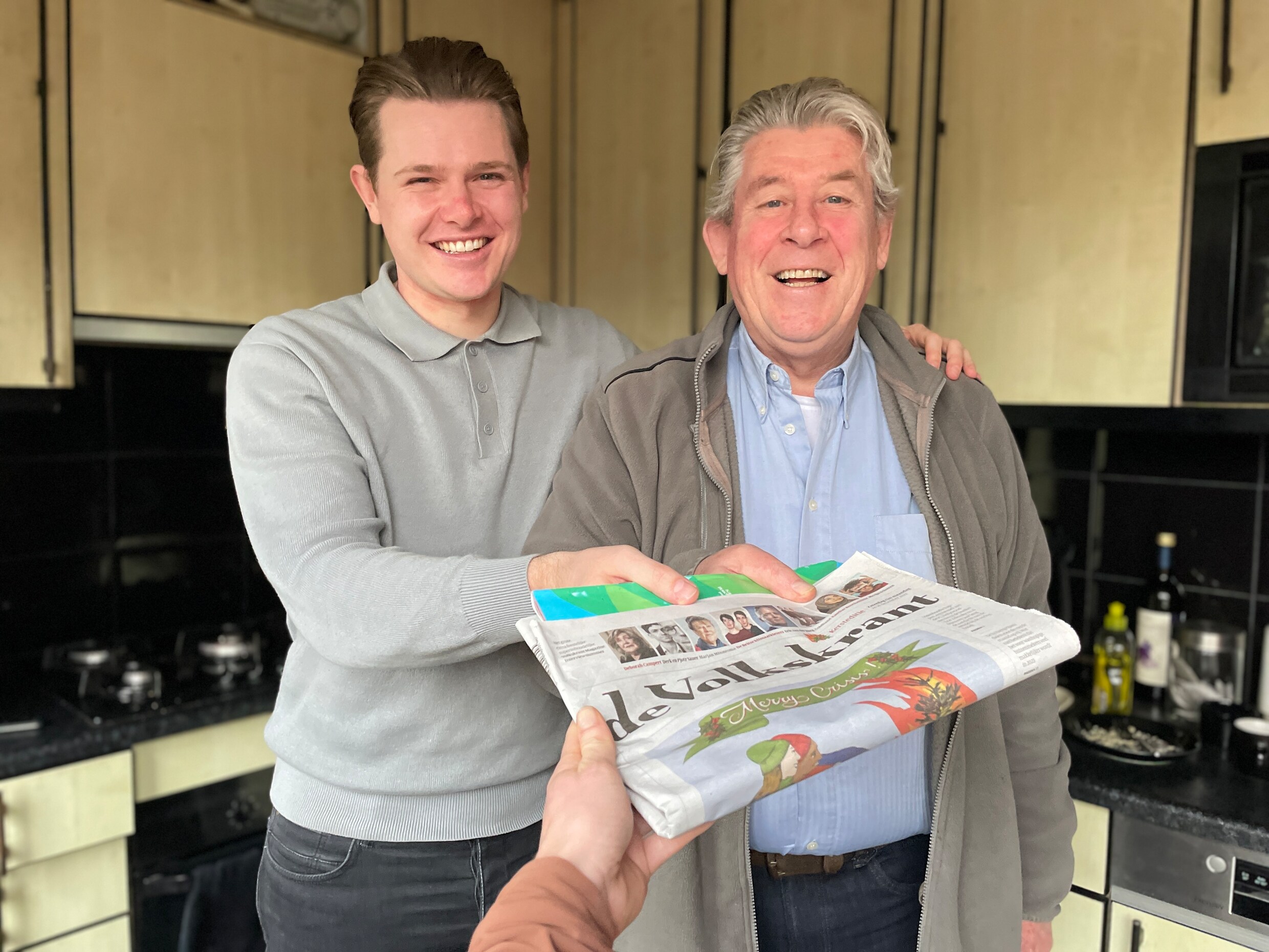 Gidi Heesakkers bezorgt de krant na bij Goos van Gorkum, die de 27ste ...