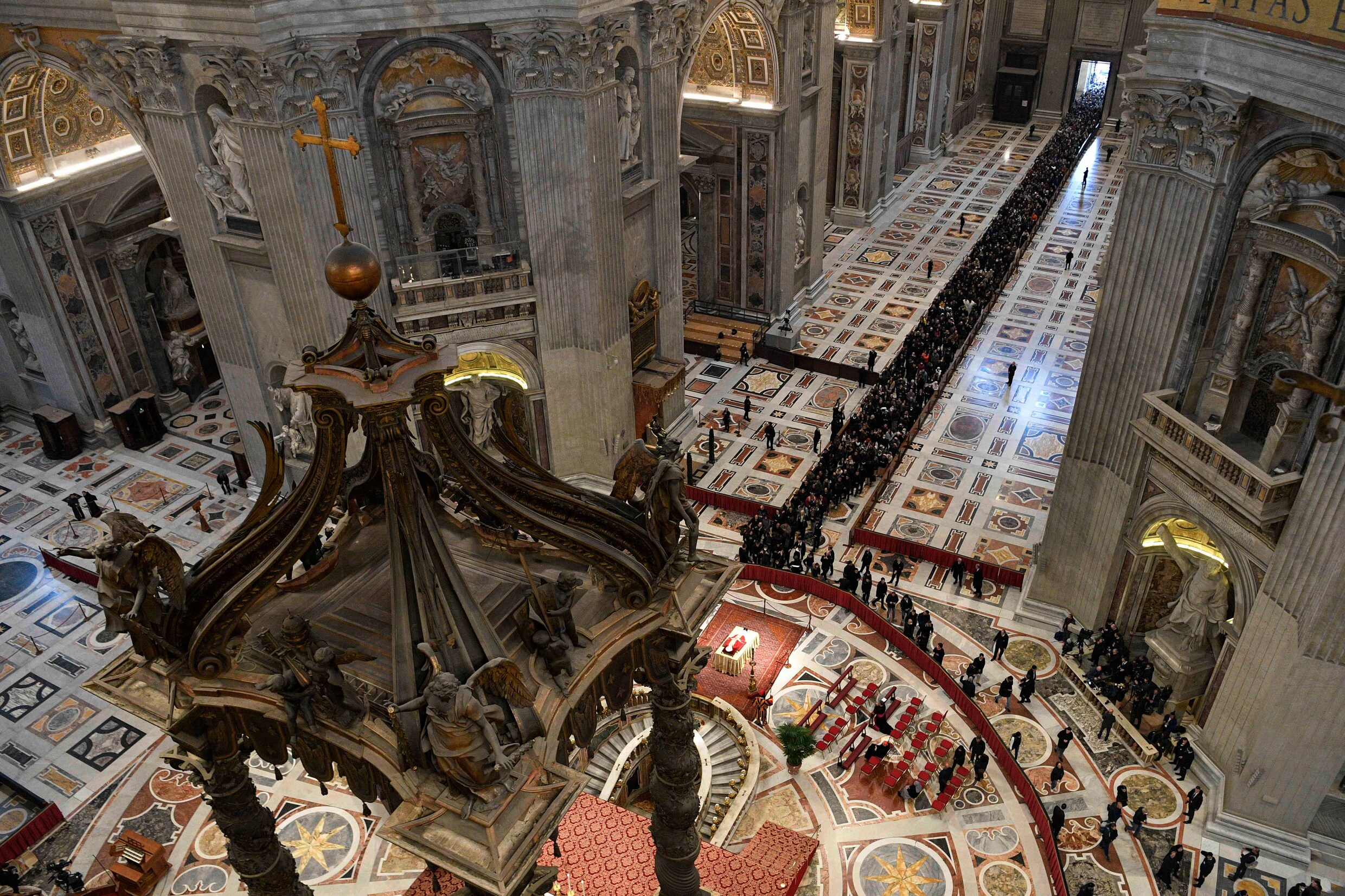 Ongemakkelijk, die theatrale belichting van de opgebaarde paus ...
