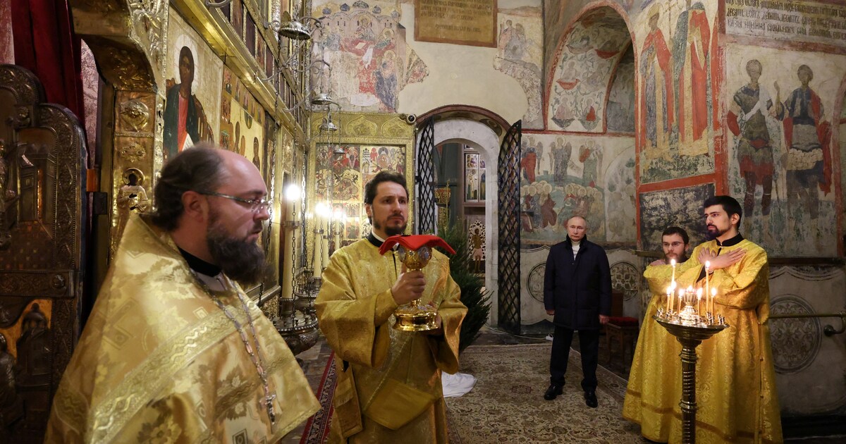 Moederziel alleen viert Poetin – of is het een pop? – orthodoxe Kerst ...