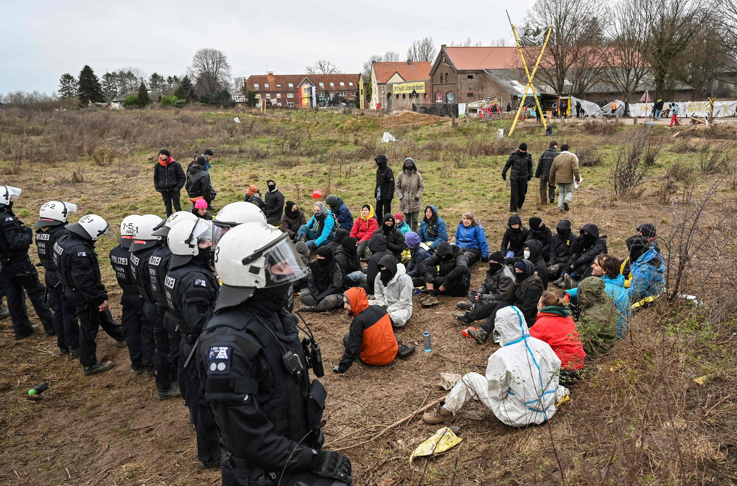 Een dorp ontruimen en landschap verwoesten voor vervuilende grondstof ...