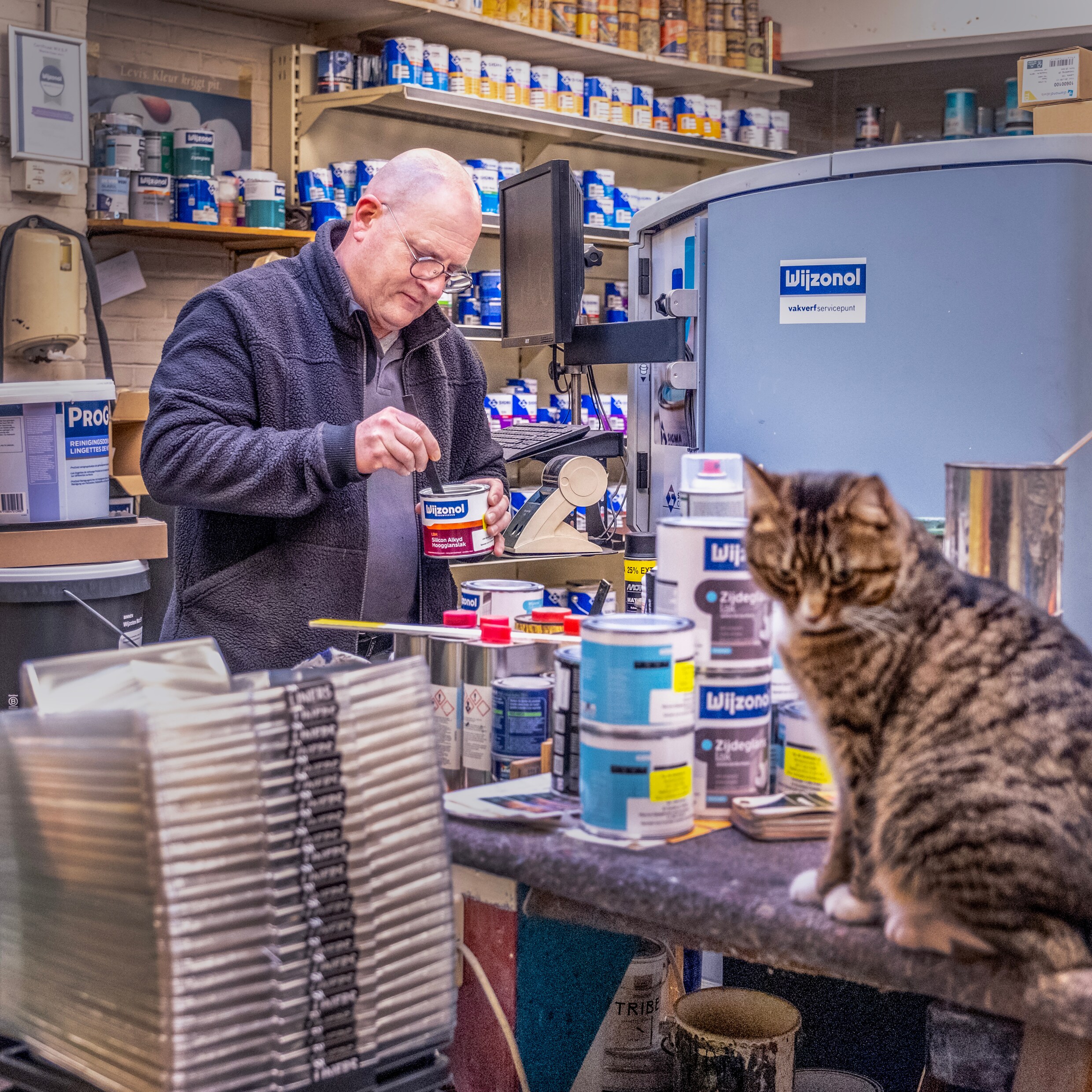 In De Goedkoope Verfwinkel, de oudste verfzaak van Nederland, stap je ...