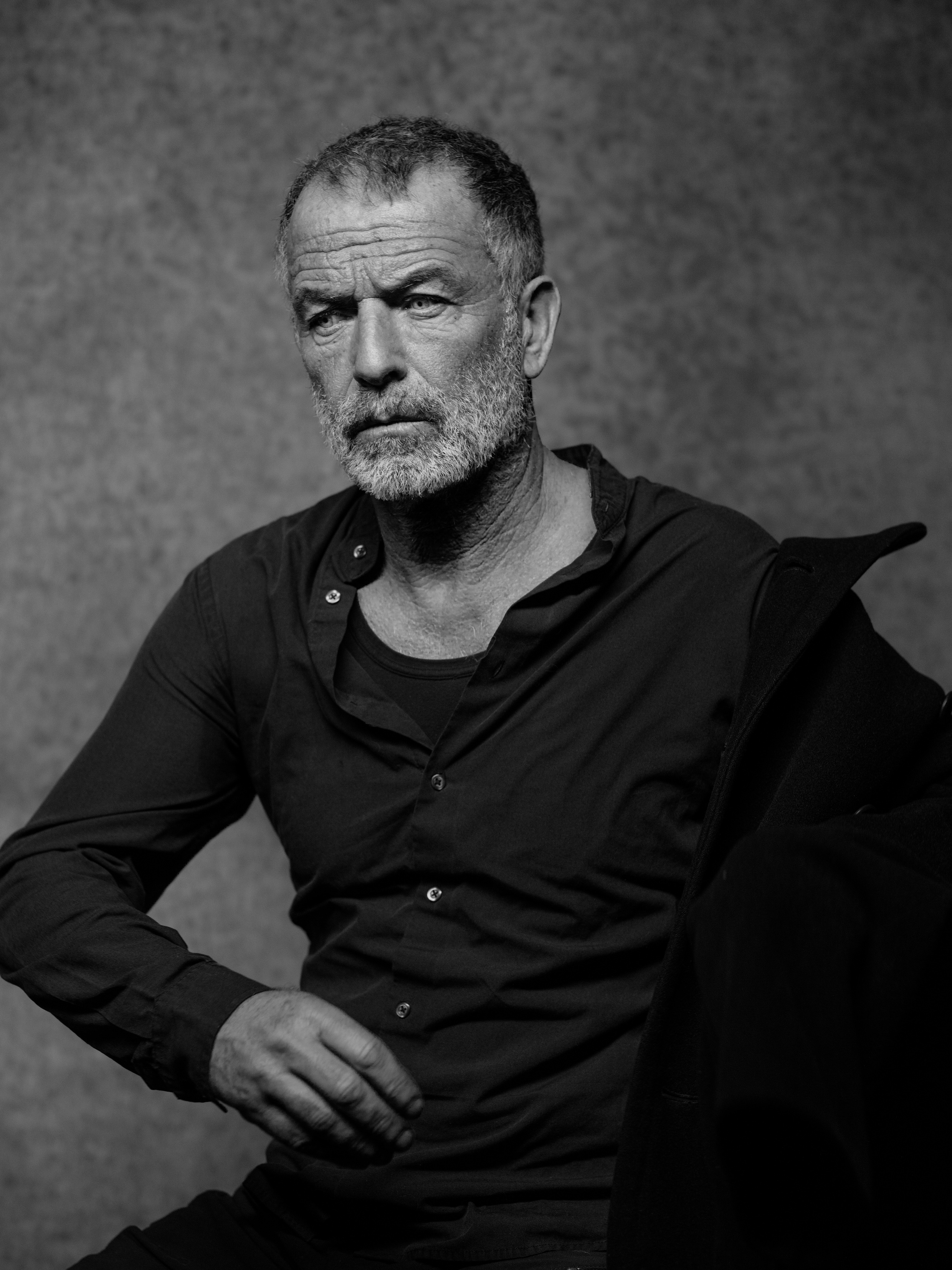 Raymond Thiry (Penoza) kan net zo goed acteren als een badkamertje ...