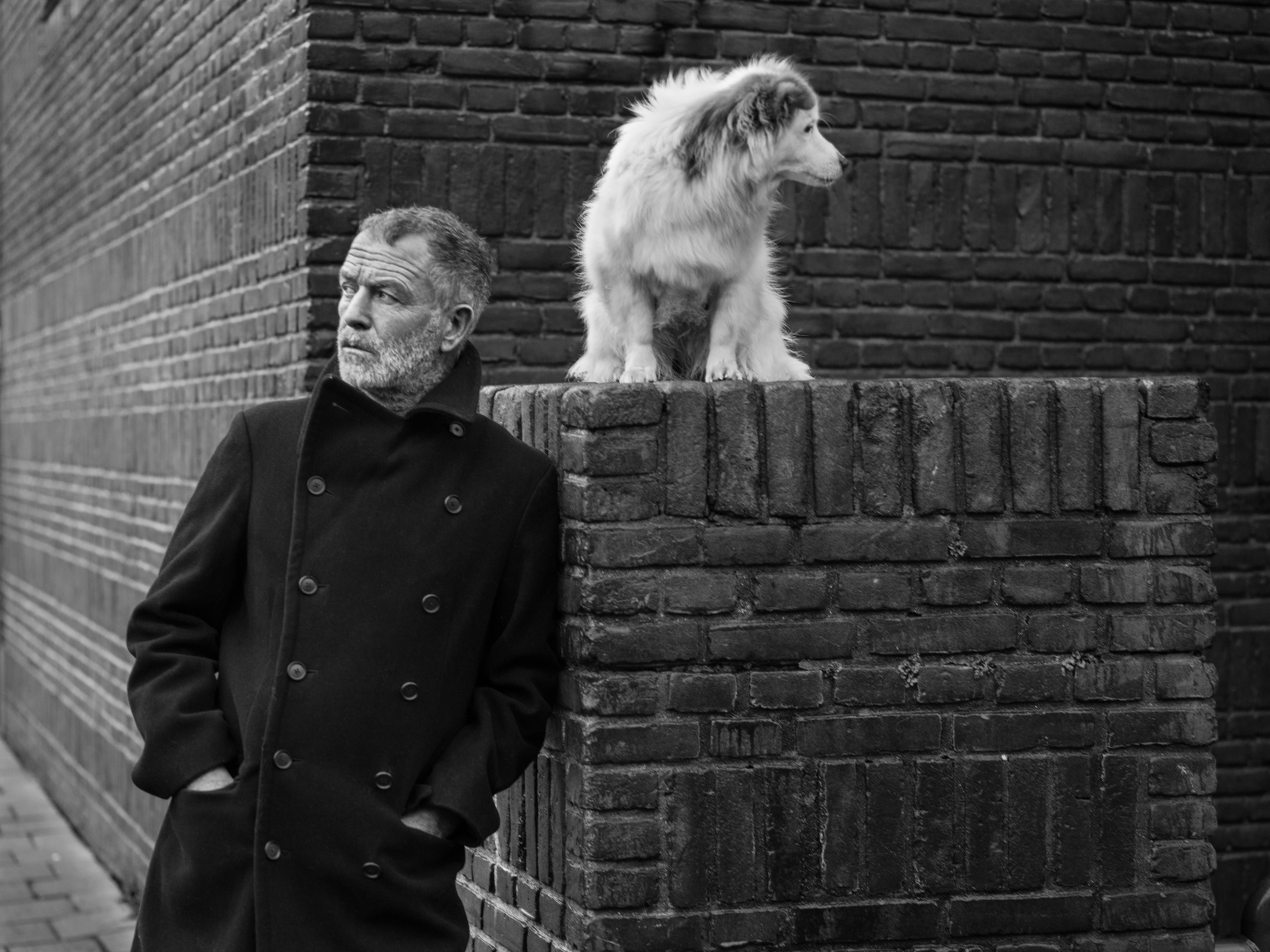 Raymond Thiry (Penoza) kan net zo goed acteren als een badkamertje ...