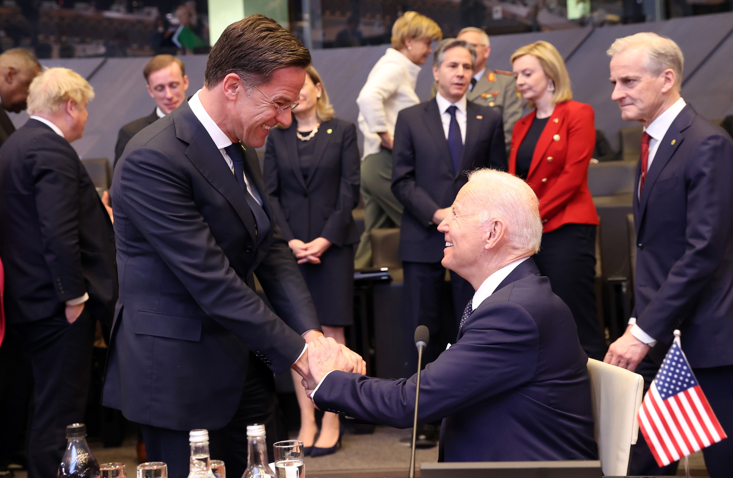Rutte bezoekt Biden in het oog van een geopolitieke storm - en het ...