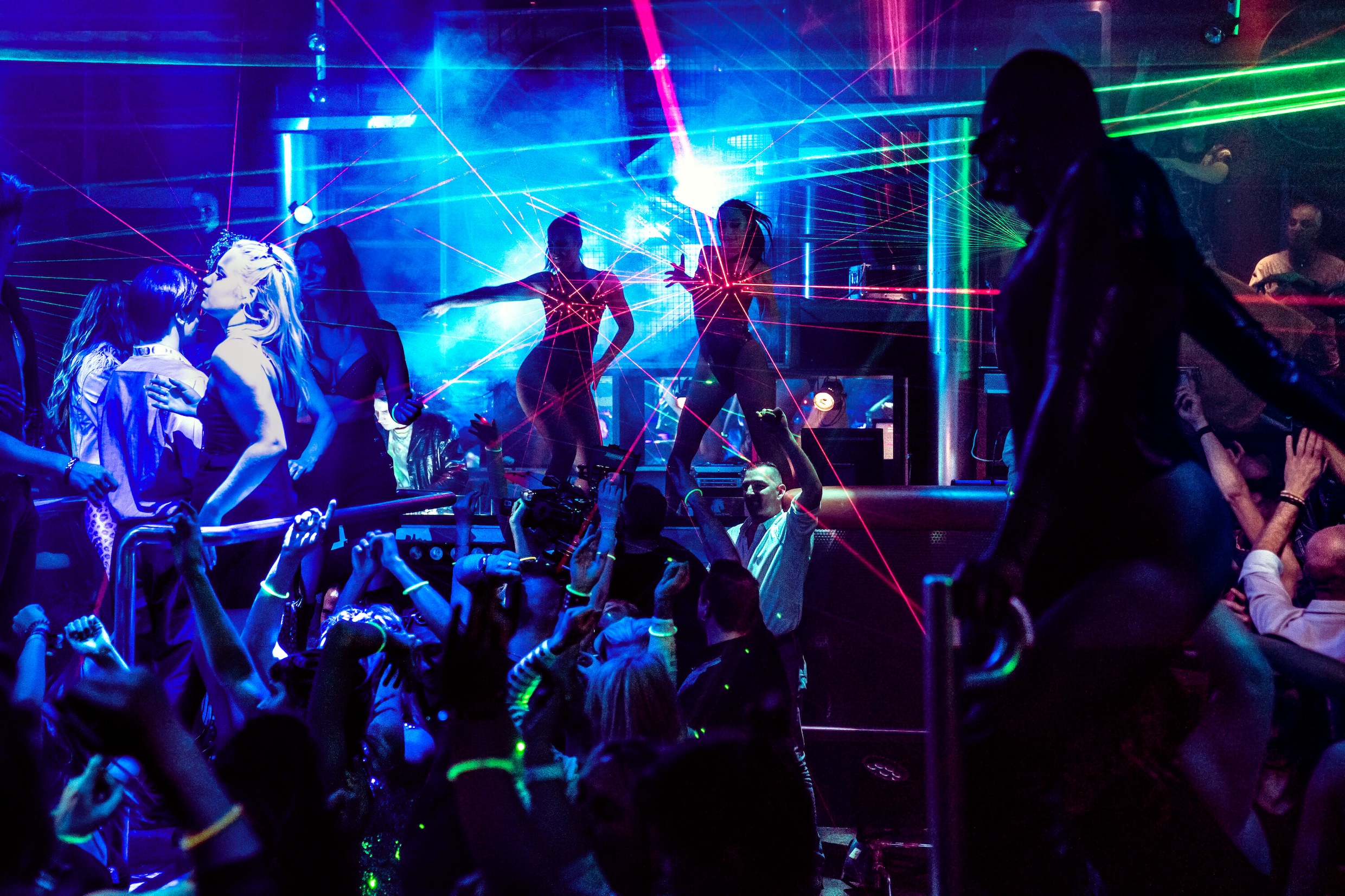 Beleef opnieuw de exorbitantste feesten in de decadente, legendarische ...