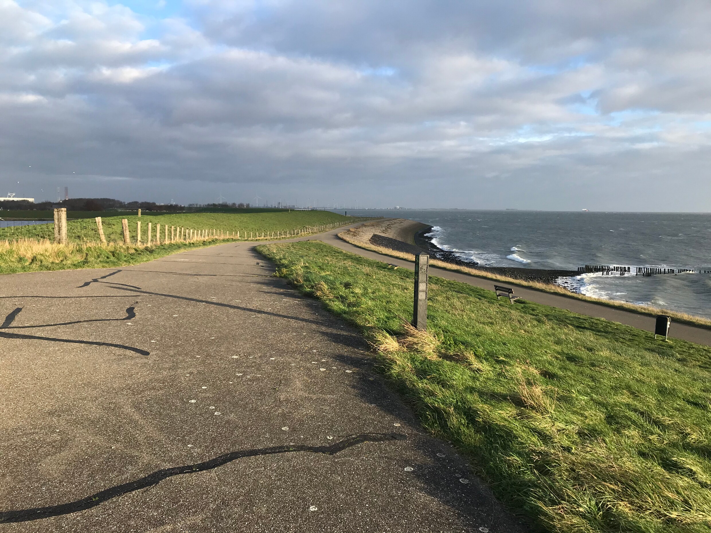 Eerst de marinekazerne, nu het uitstel rond de gevangenis, wie gelooft ...
