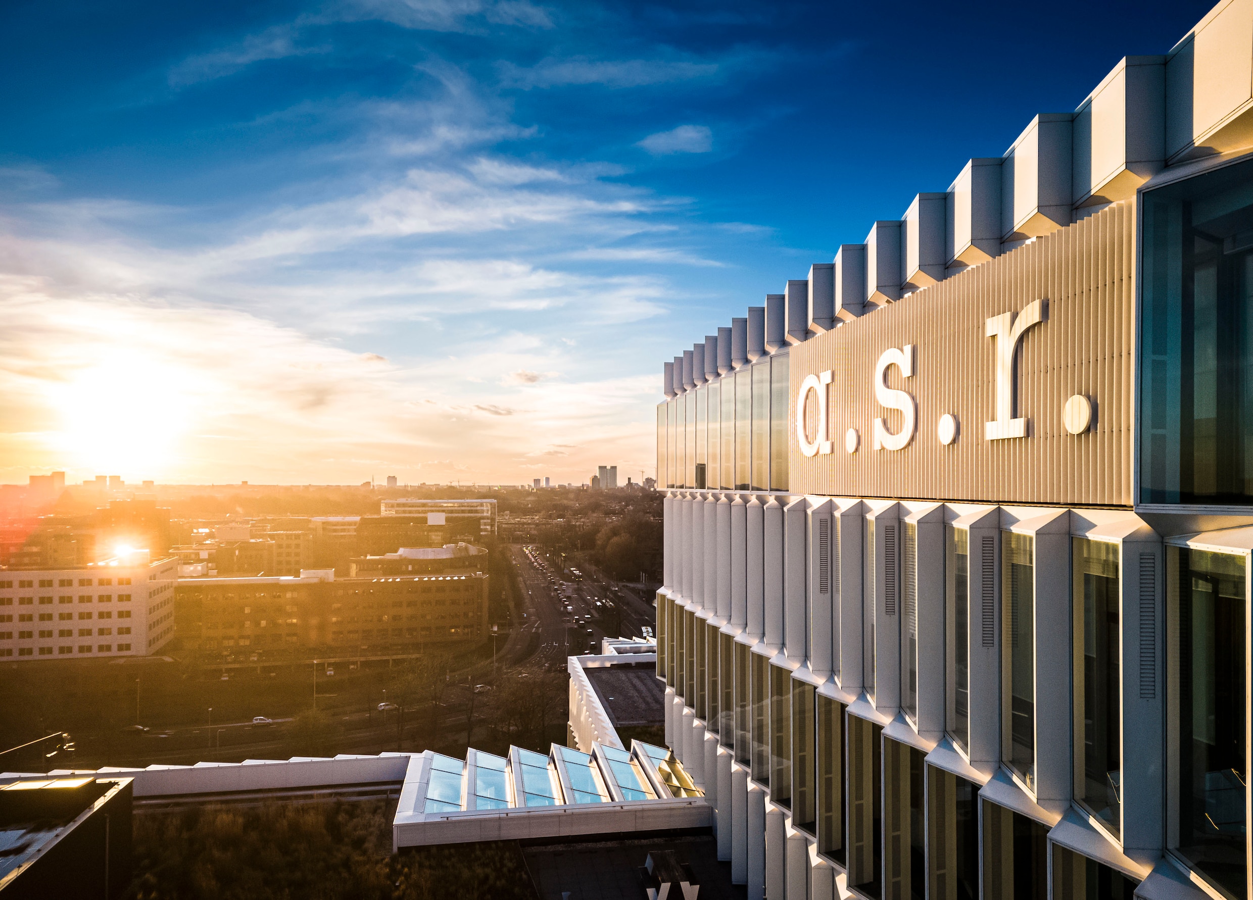 ‘Historische’ overname Nederlandse tak Aegon door verzekeraar ASR ...