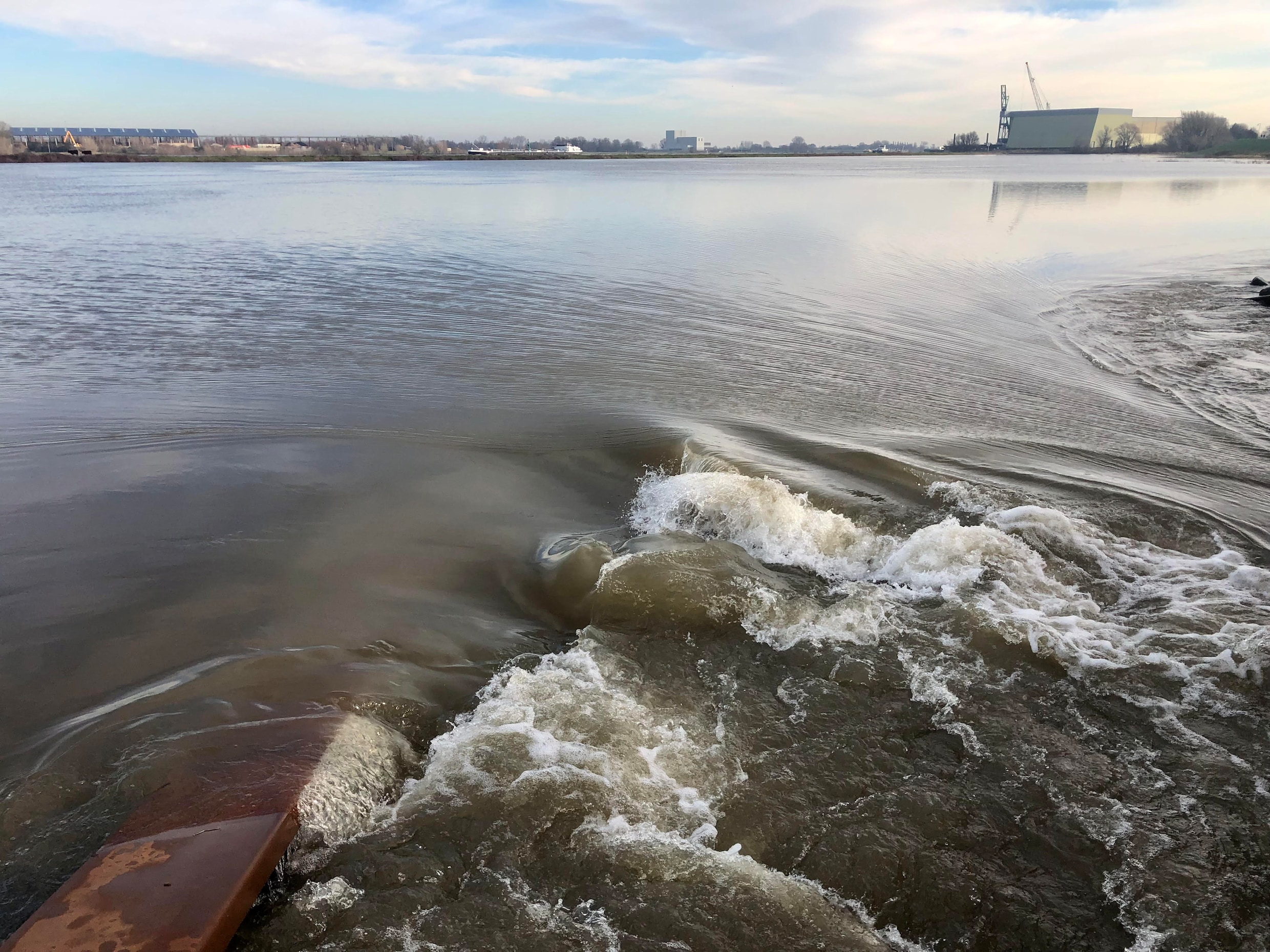 Wij voeren een strijd tegen het water, maar het water voert geen strijd ...