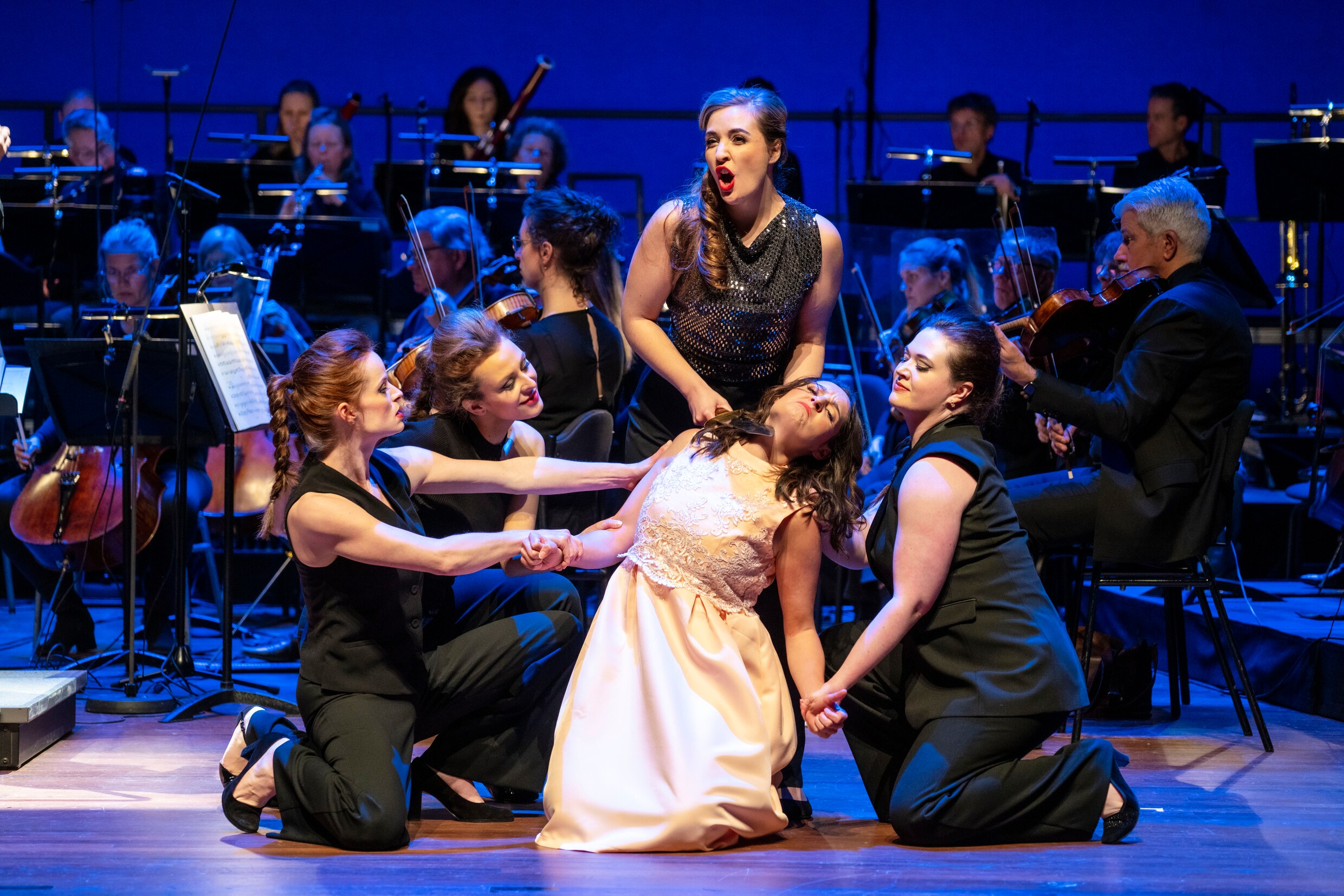 Die Zauberflöte moet het doen zonder decor of kostuums, maar tegen het ...