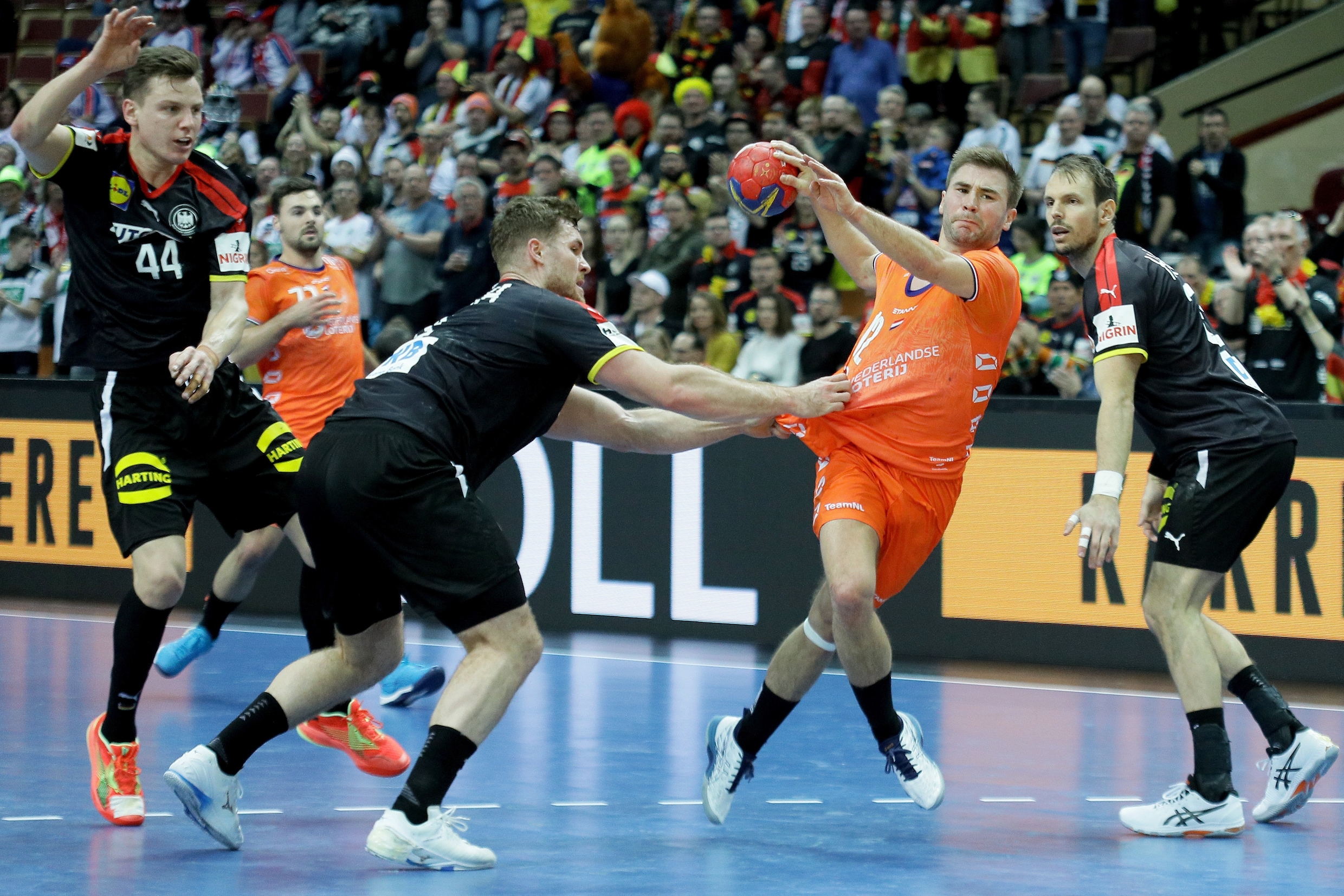 Handballers verliezen dik van Duitsland, kwartfinale op WK zit er niet ...