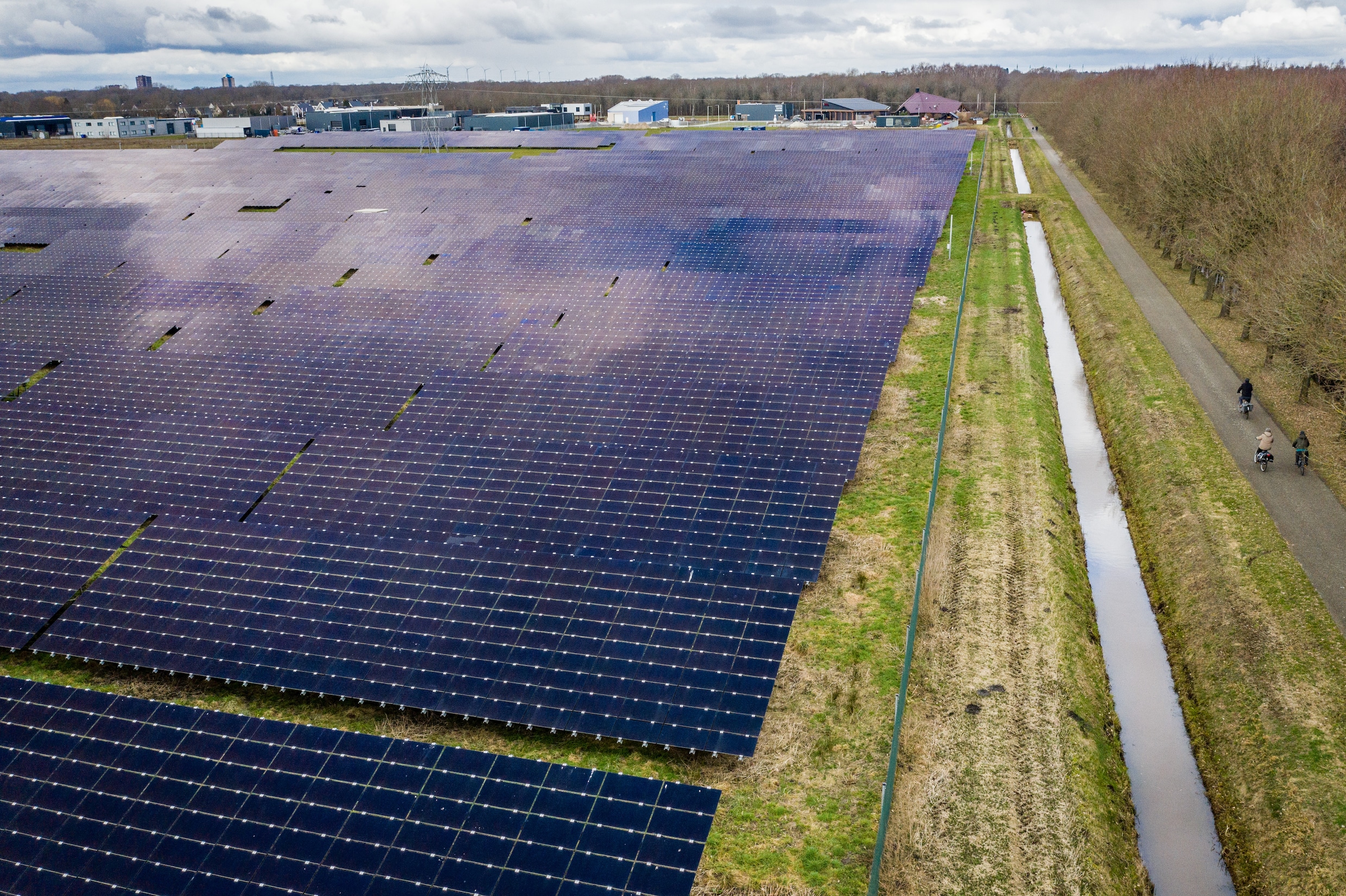 Zonneparkbouwer Powerfield haalt half miljard op voor investeringen in ...