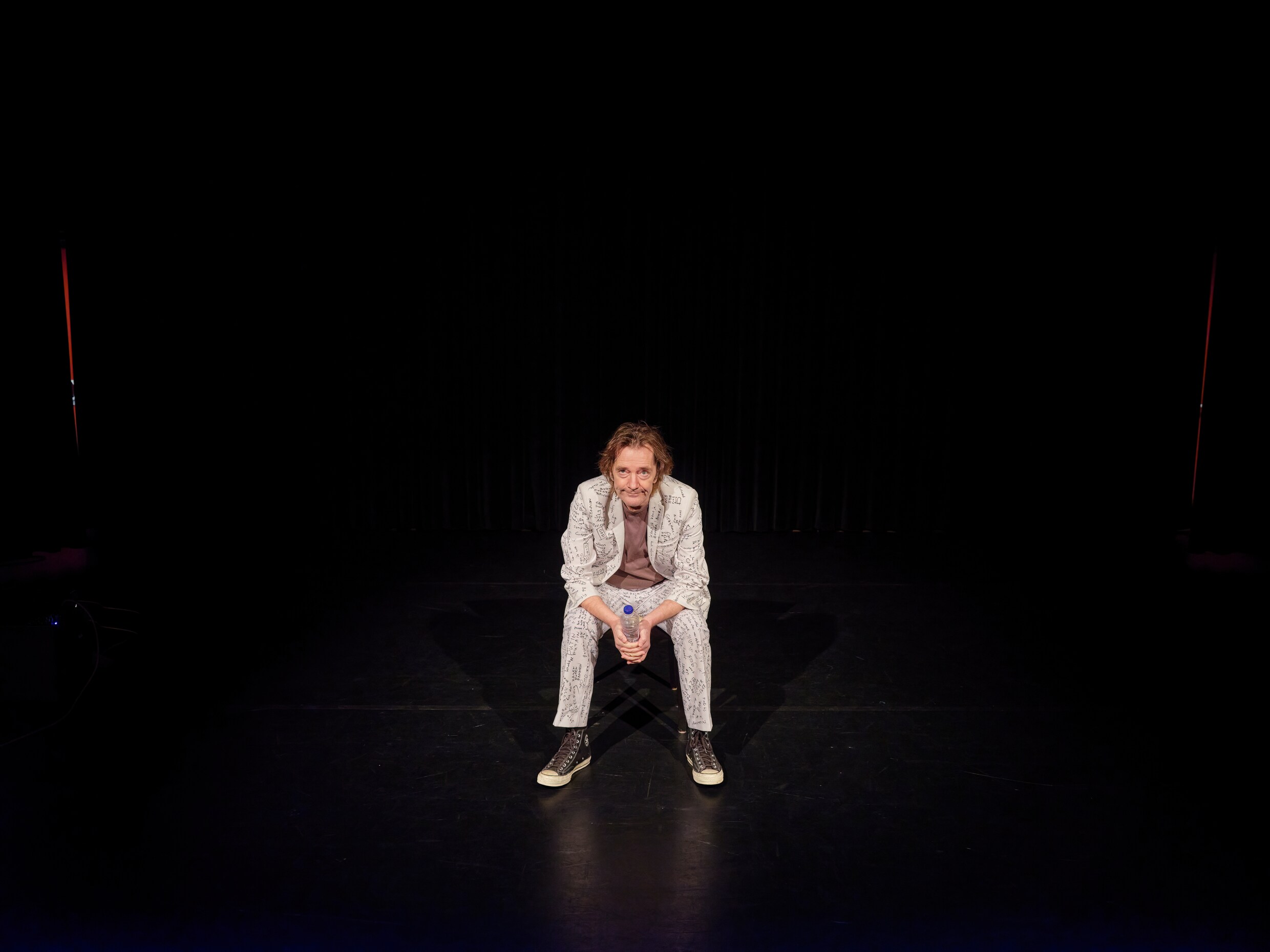 Recensie: Gaat cabaretier André Manuel zijn toon matigen? Nee. | de Volkskrant