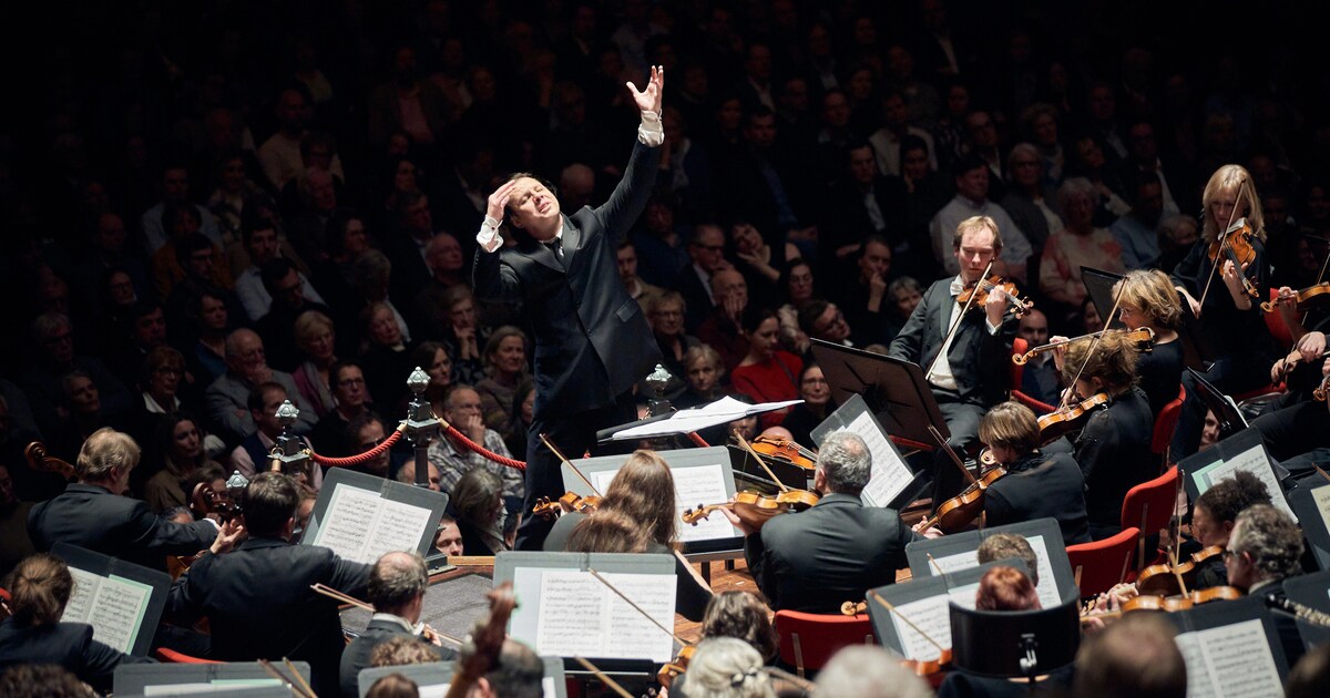 Het debuut van dirigent Teodor Currentzis bij het Concertgebouworkest is historisch ★★★★★ | de ...
