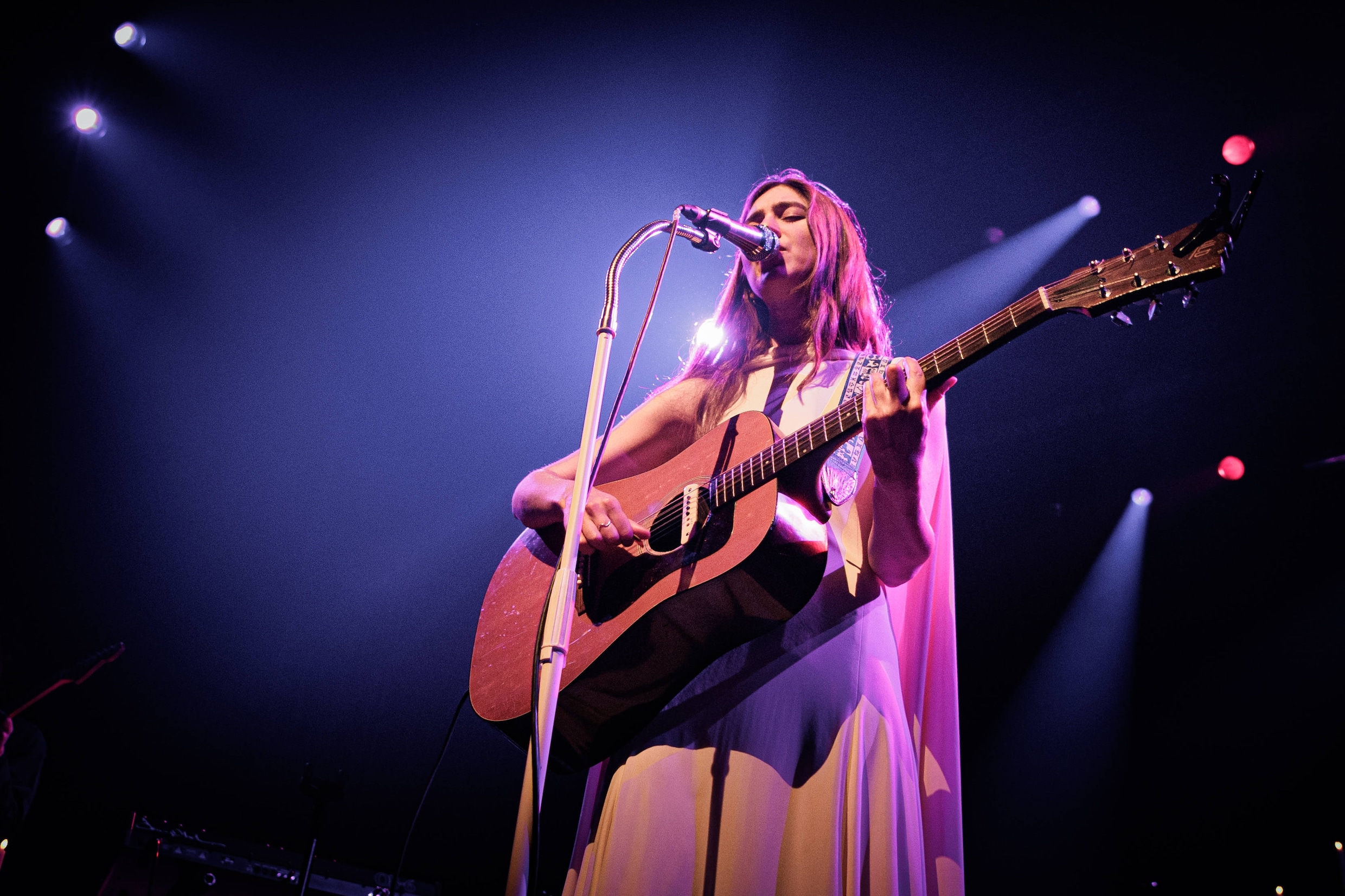 Weyes Blood roept in Paradiso een verleidelijk, dromerig sfeertje op ...
