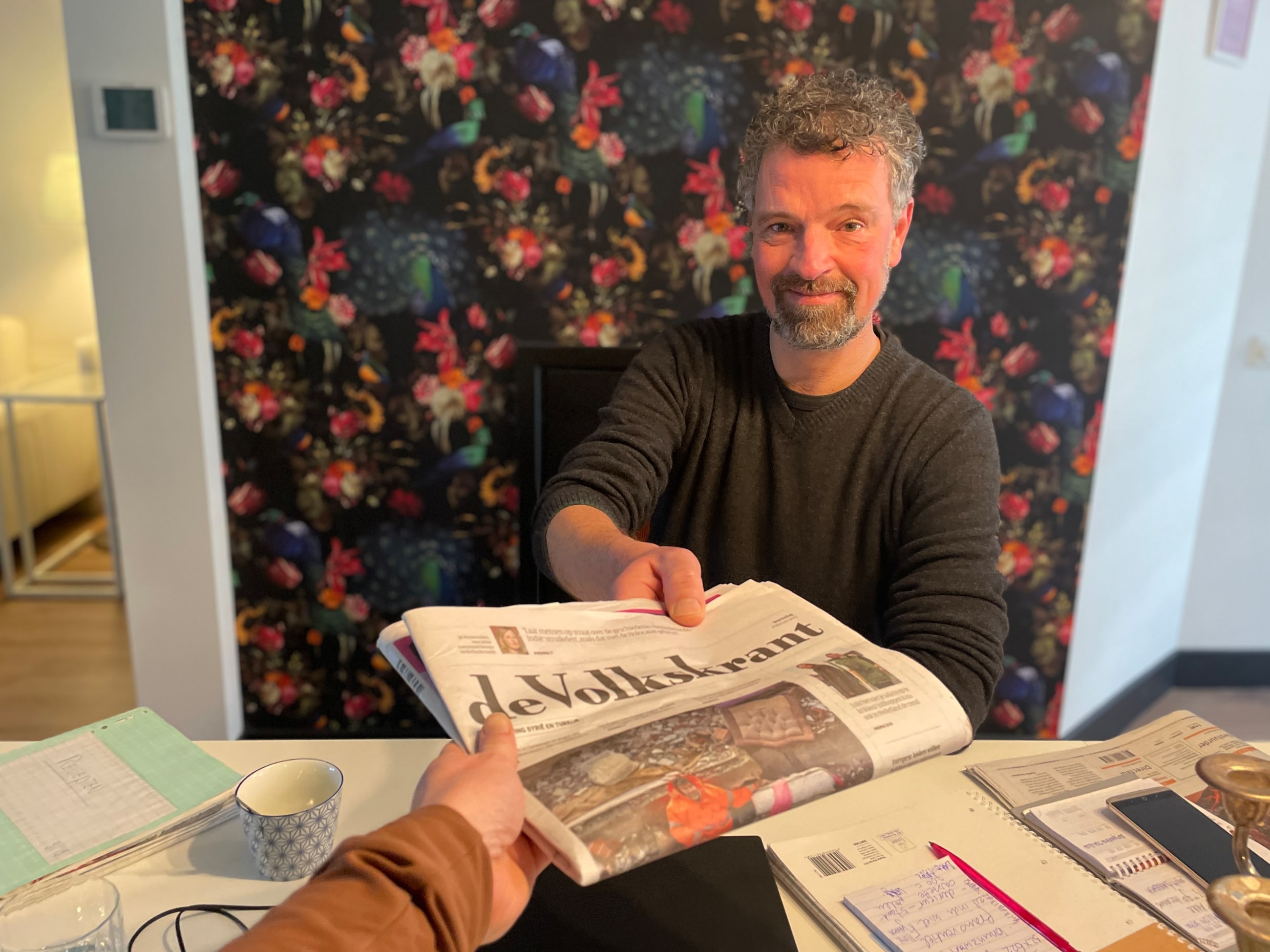 Gidi Heesakkers bezorgt de krant na bij Eric Baars, die een nieuw leven met nieuwe liefdes heeft ...