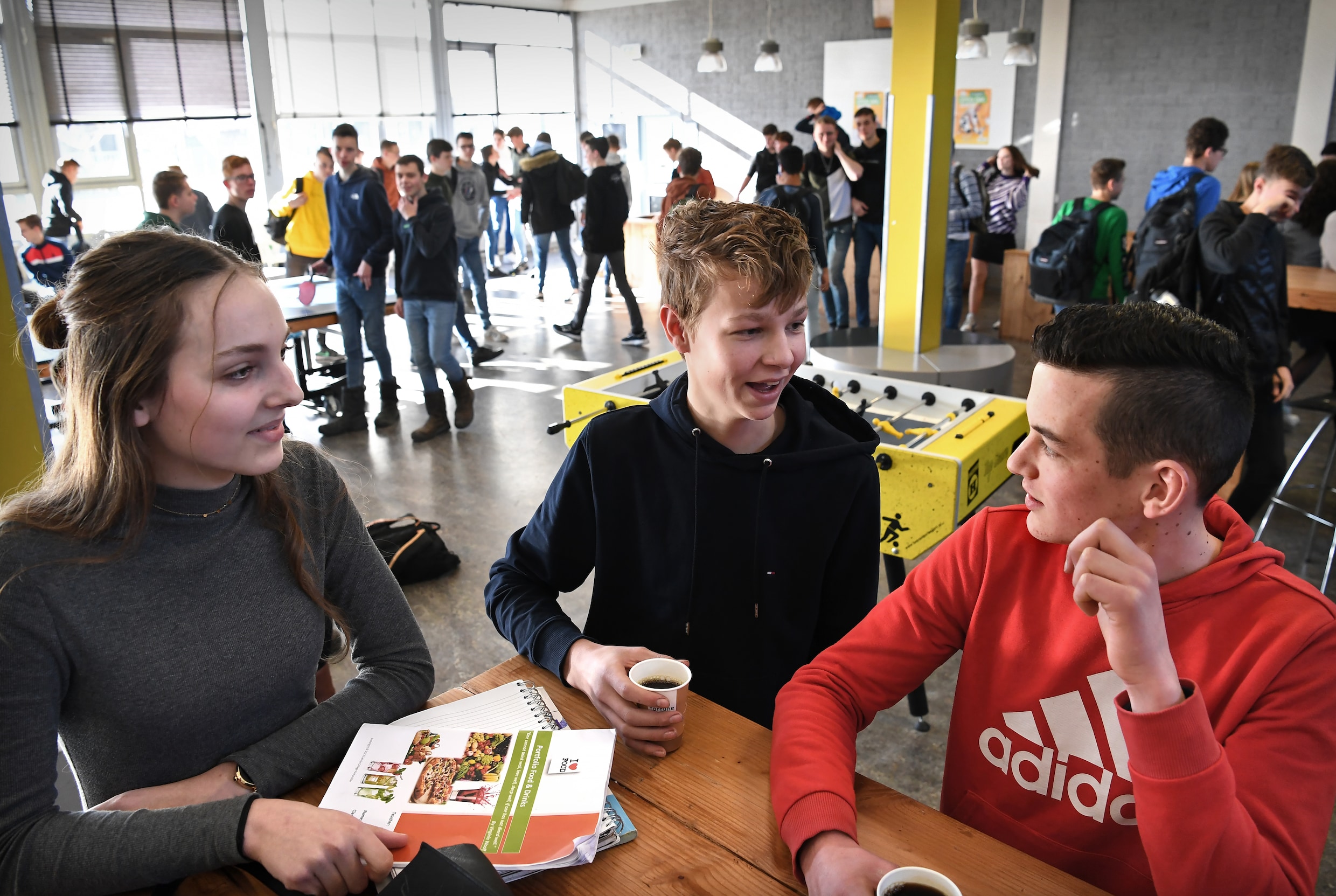 Op deze Zeeuwse school blijft de telefoon ‘thuis of in de kluis’. Nu is ...