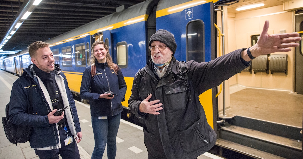 NS-kantoorpersoneel begint op de trein: ‘In zo’n uniform ben je continu ...