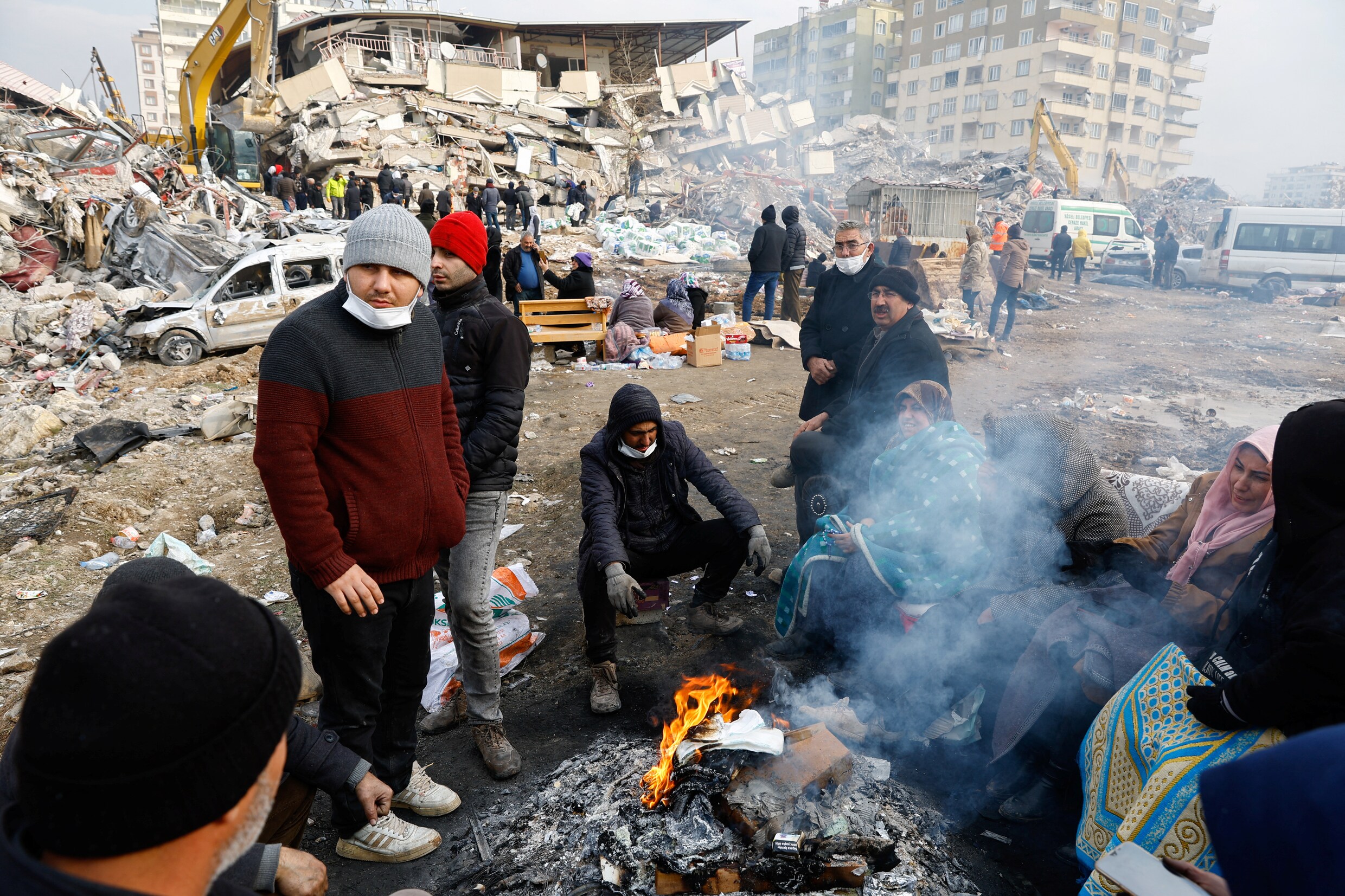 ‘Aan de manier waarop de graafmachines het puin weghalen zie je dat de ...