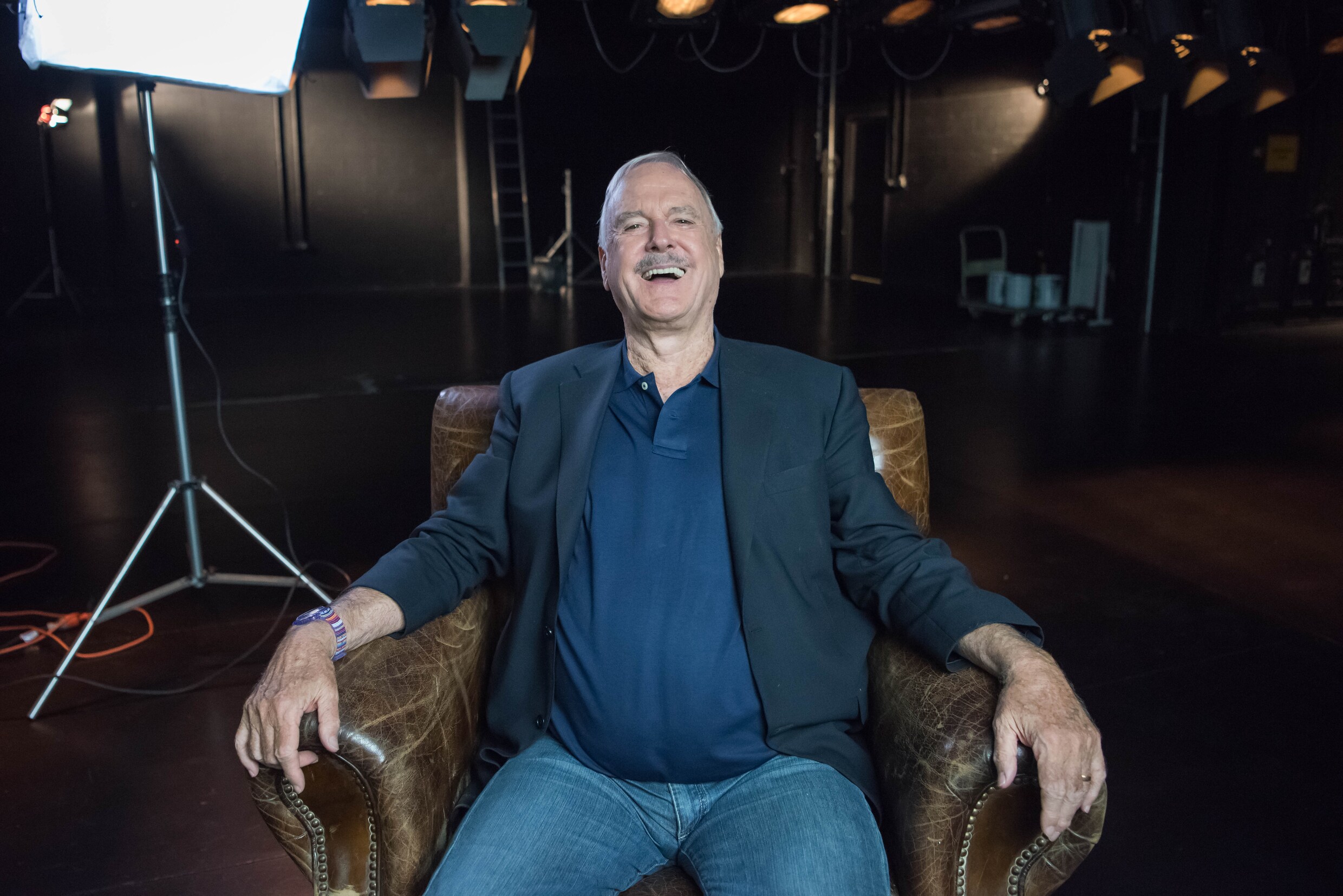 John Cleese laat Basil Fawlty herleven, en strijden tegen de moderne ...