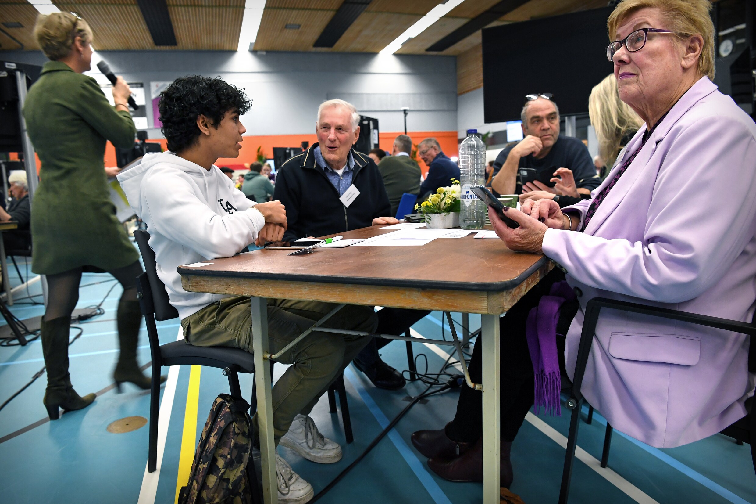 Het Burgerberaad Zorg in Zeeland weet de weg: méér zorg, en minder bureaucratie | de Volkskrant