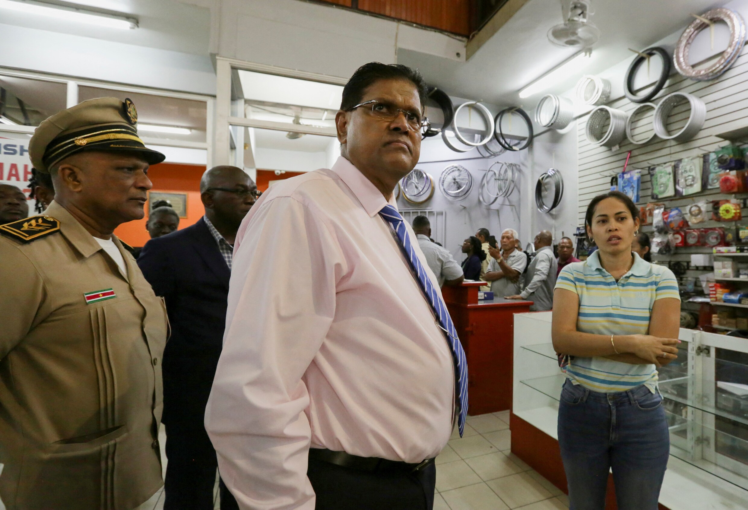 Surinaamse staat opent jacht op parlements­bestormers, regering wijst ...